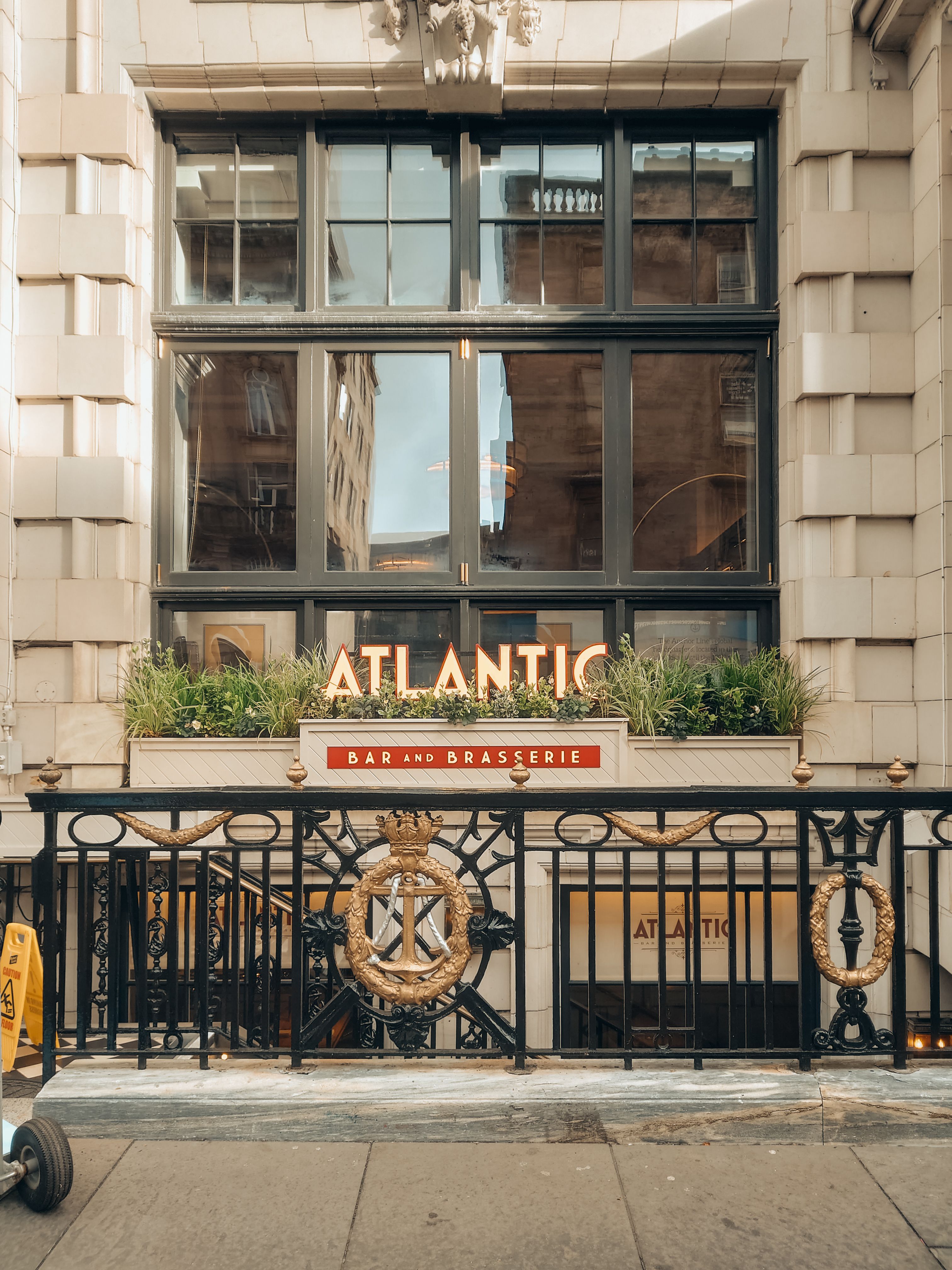Exterior De Un Encantador Bar Brasserie Atlantic En Un Entorno Urbano ...