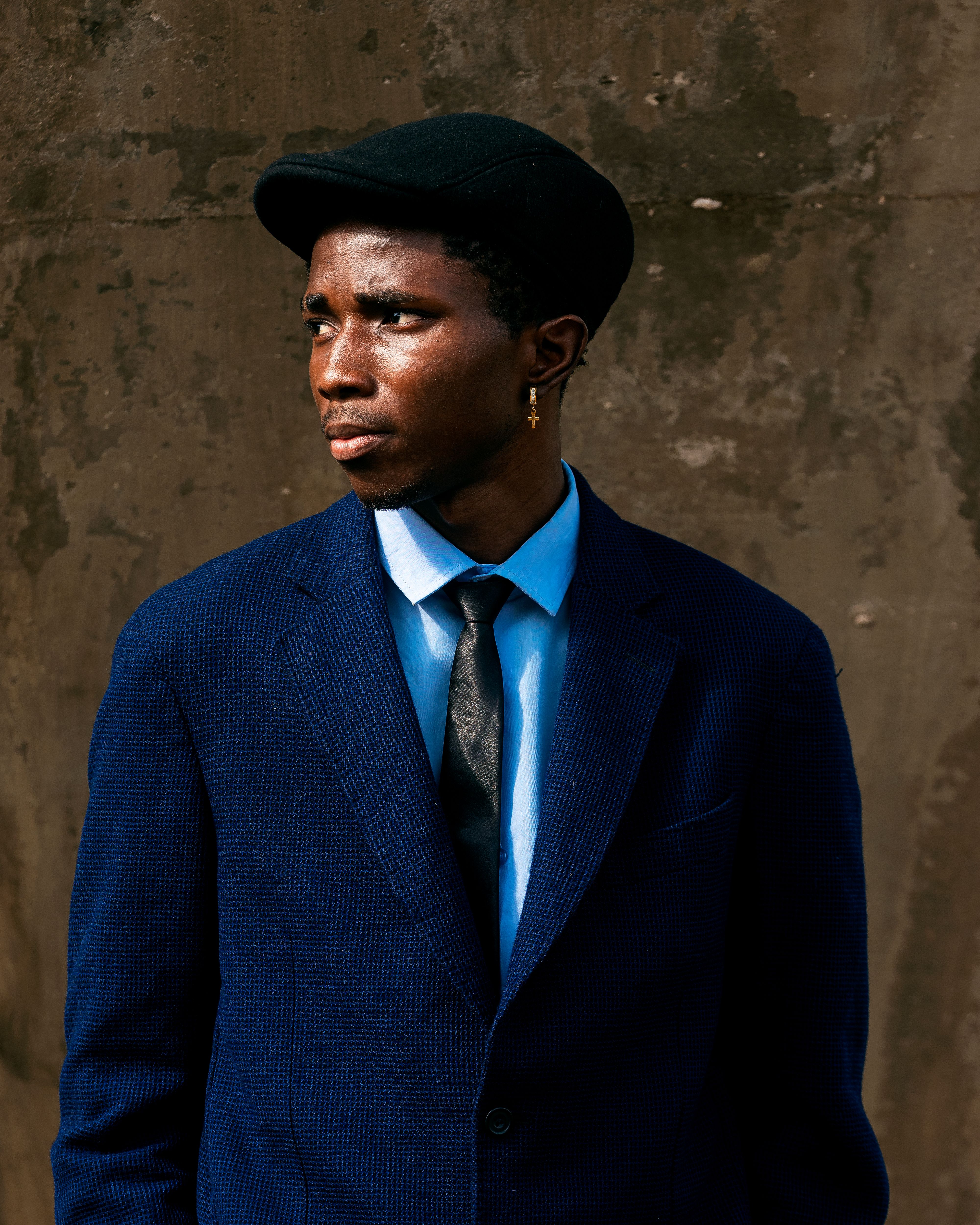 Hombre Elegante Con Traje Azul Y Boina Negra · Foto de stock gratuita