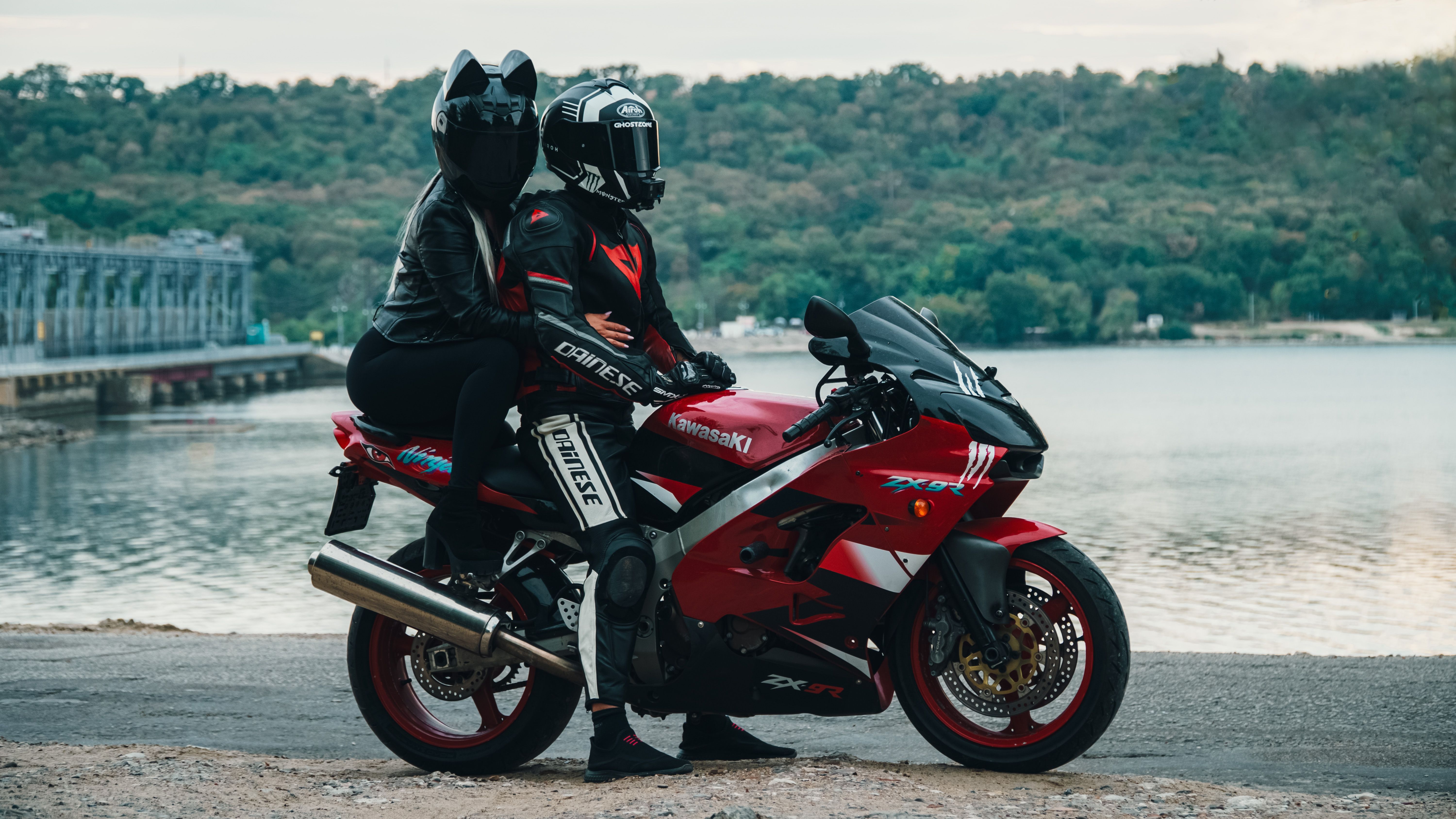 Casal Andando De Moto Kawasaki Perto De Um Lago · Foto profissional ...