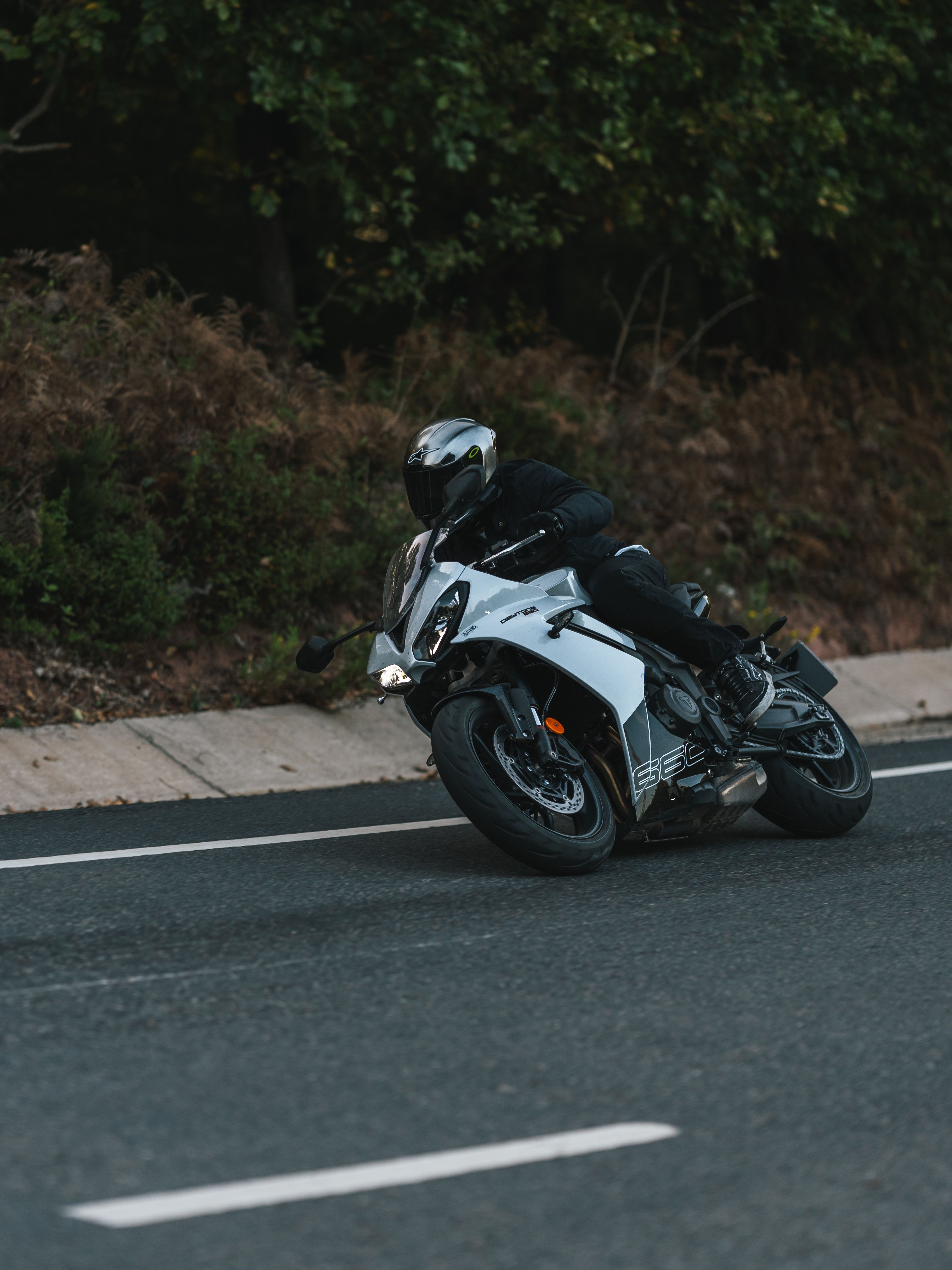 Motociclista Tomando Una Curva Cerrada En La Carretera · Foto de stock ...