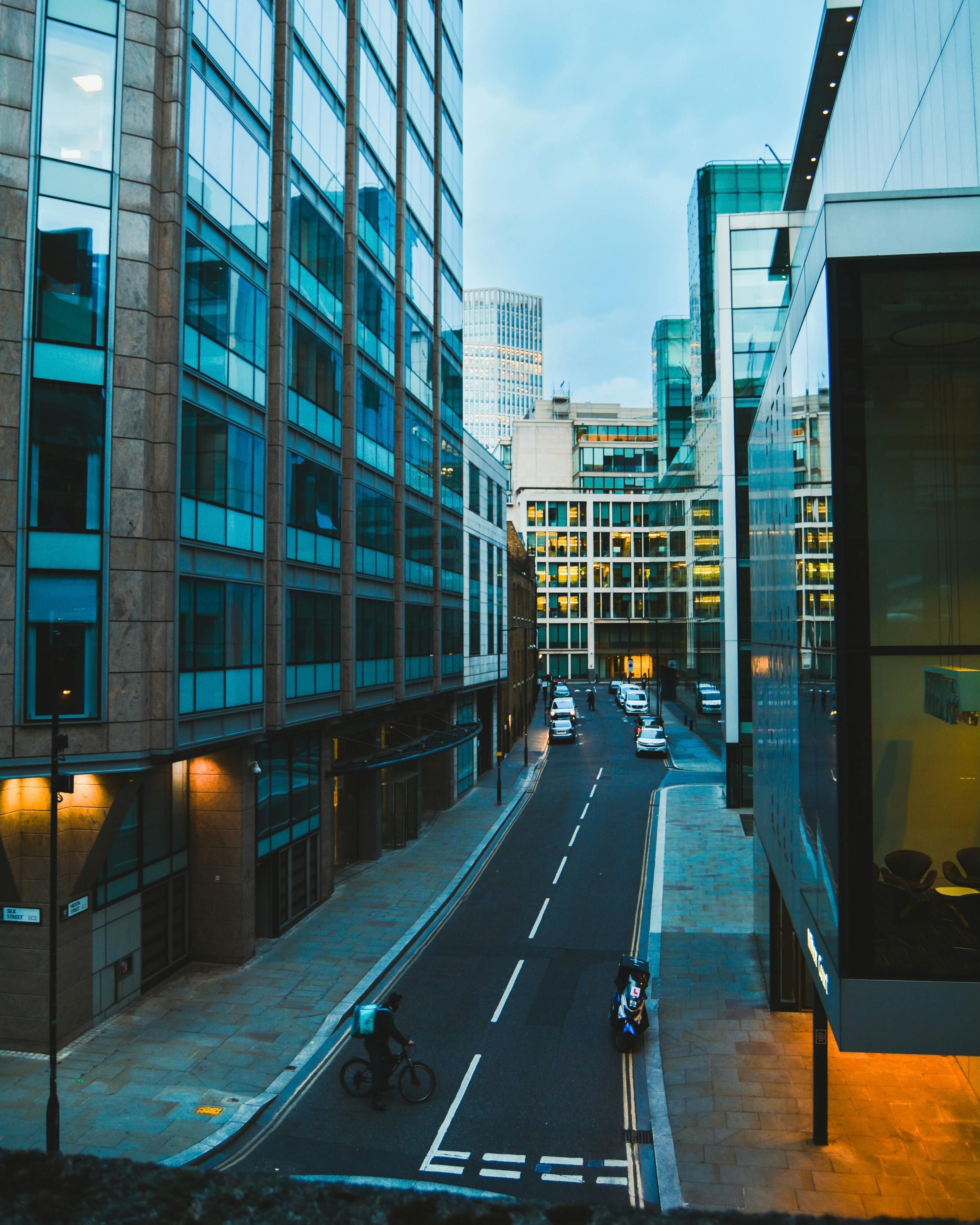 Evening Cityscape of Modern London Street · Free Stock Photo
