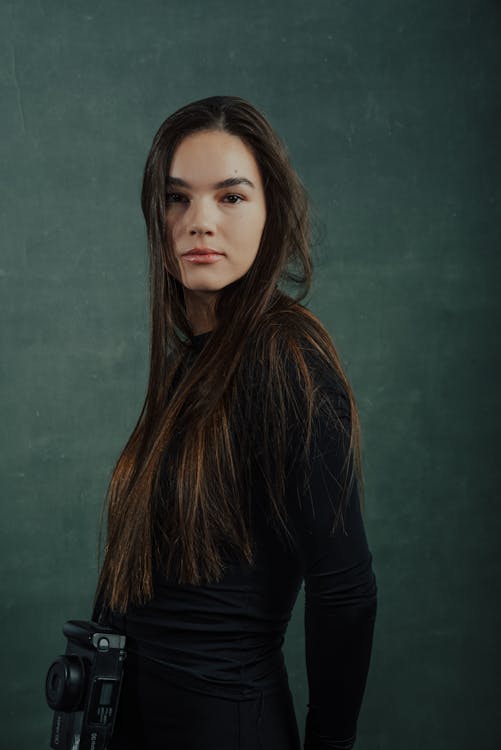 Porträtt Av Ung Kvinna Med Kamera I Studio · Kostnadsfri bild Porträtt Av Ung Kvinna Med Kamera I Studio · Kostnadsfri bild