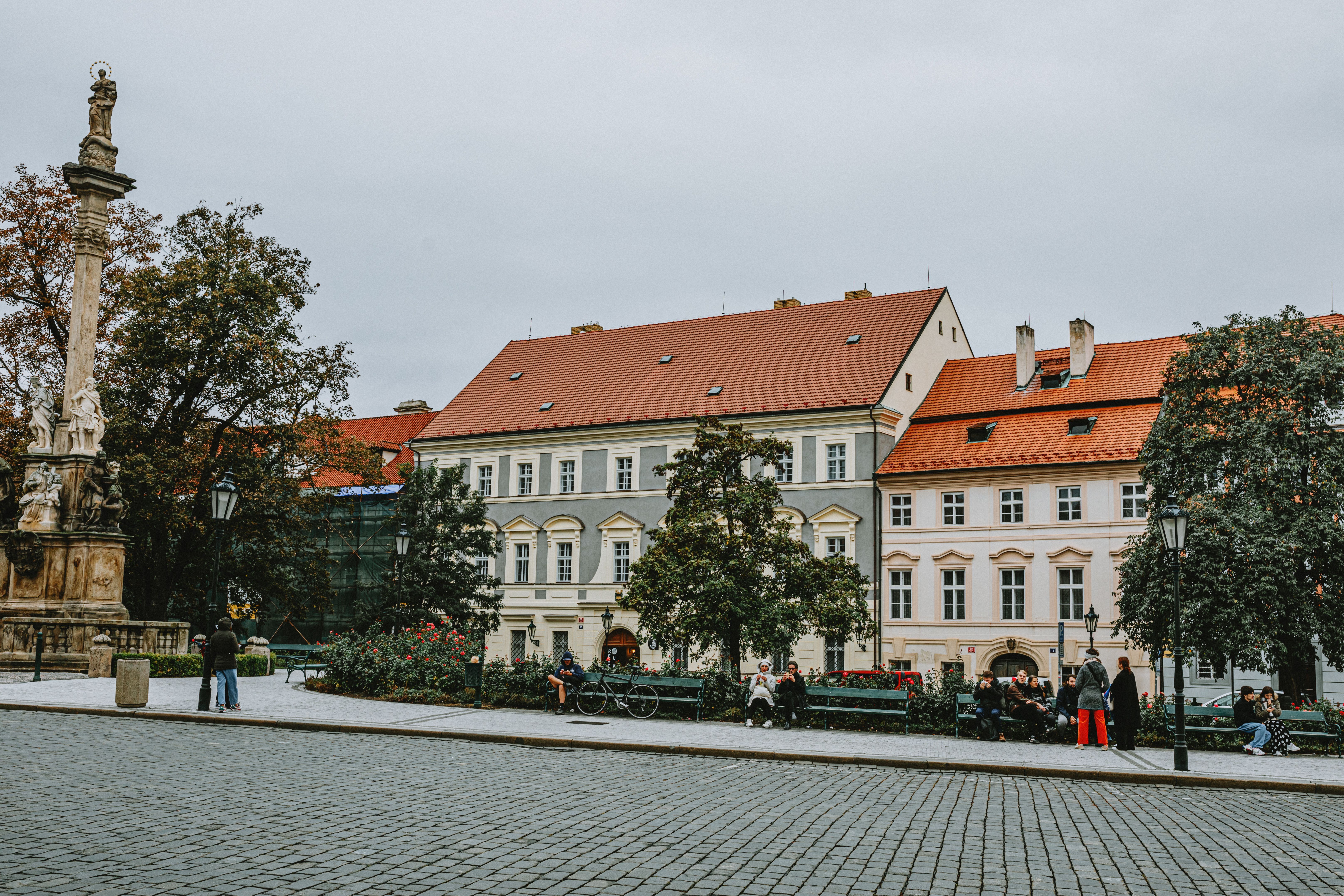 Scenic European Square with Historical Architecture · Free Stock Photo