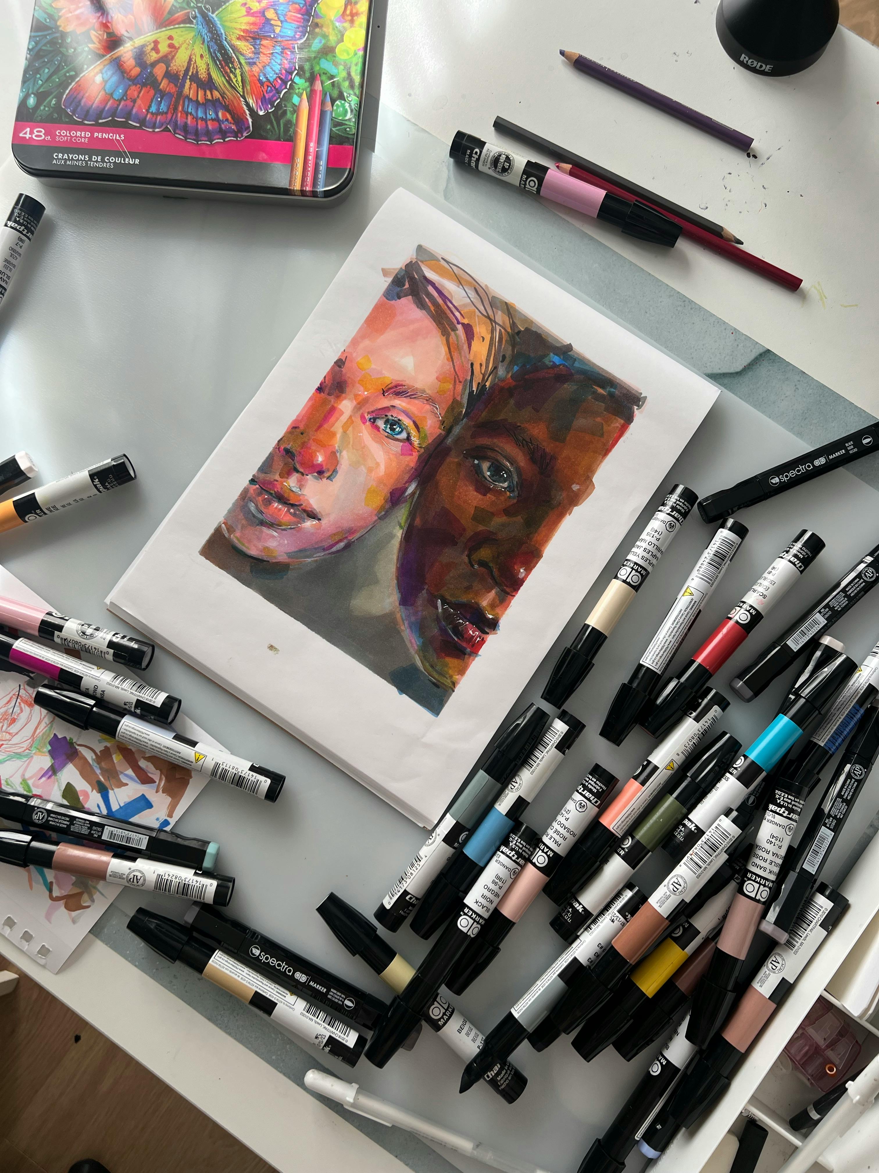 Ruang Kerja Seni Kreatif Dengan Sketsa Potret · Foto Stok Gratis