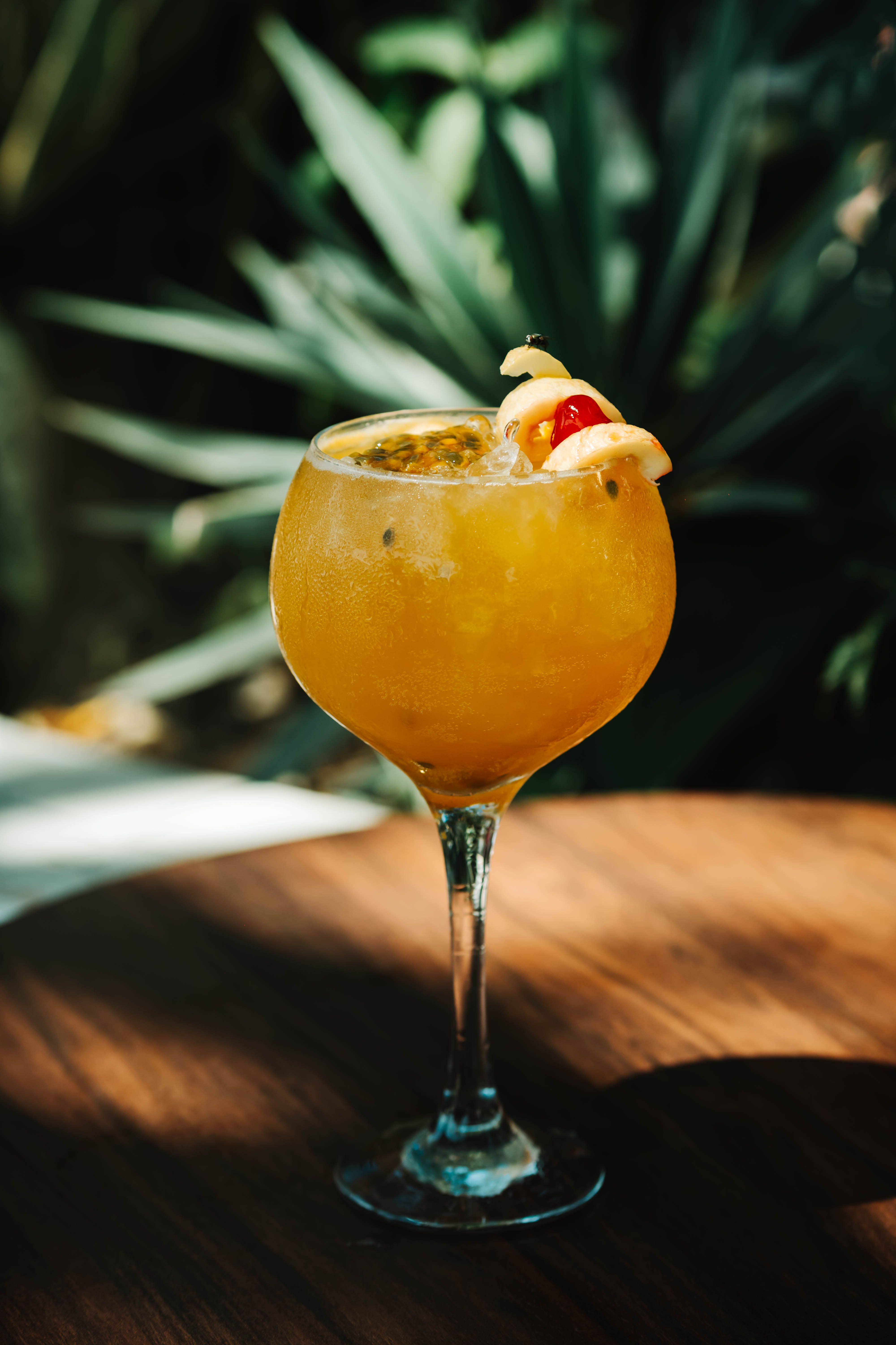 Refrescante Cóctel Tropical En Mesa De Madera · Foto de stock gratuita