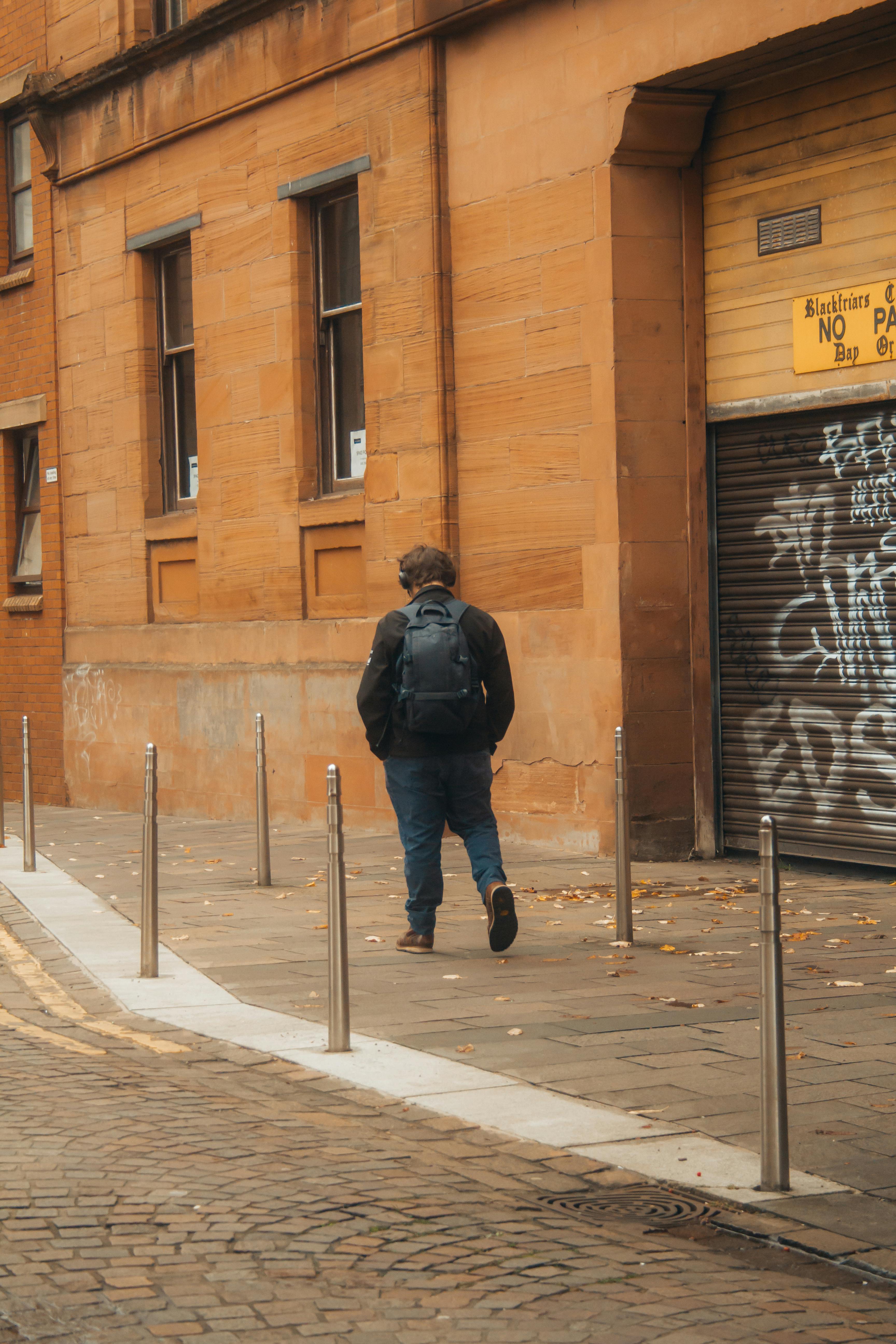Escena Urbana De Calle Con Grafitis Y Peatones · Foto de stock gratuita