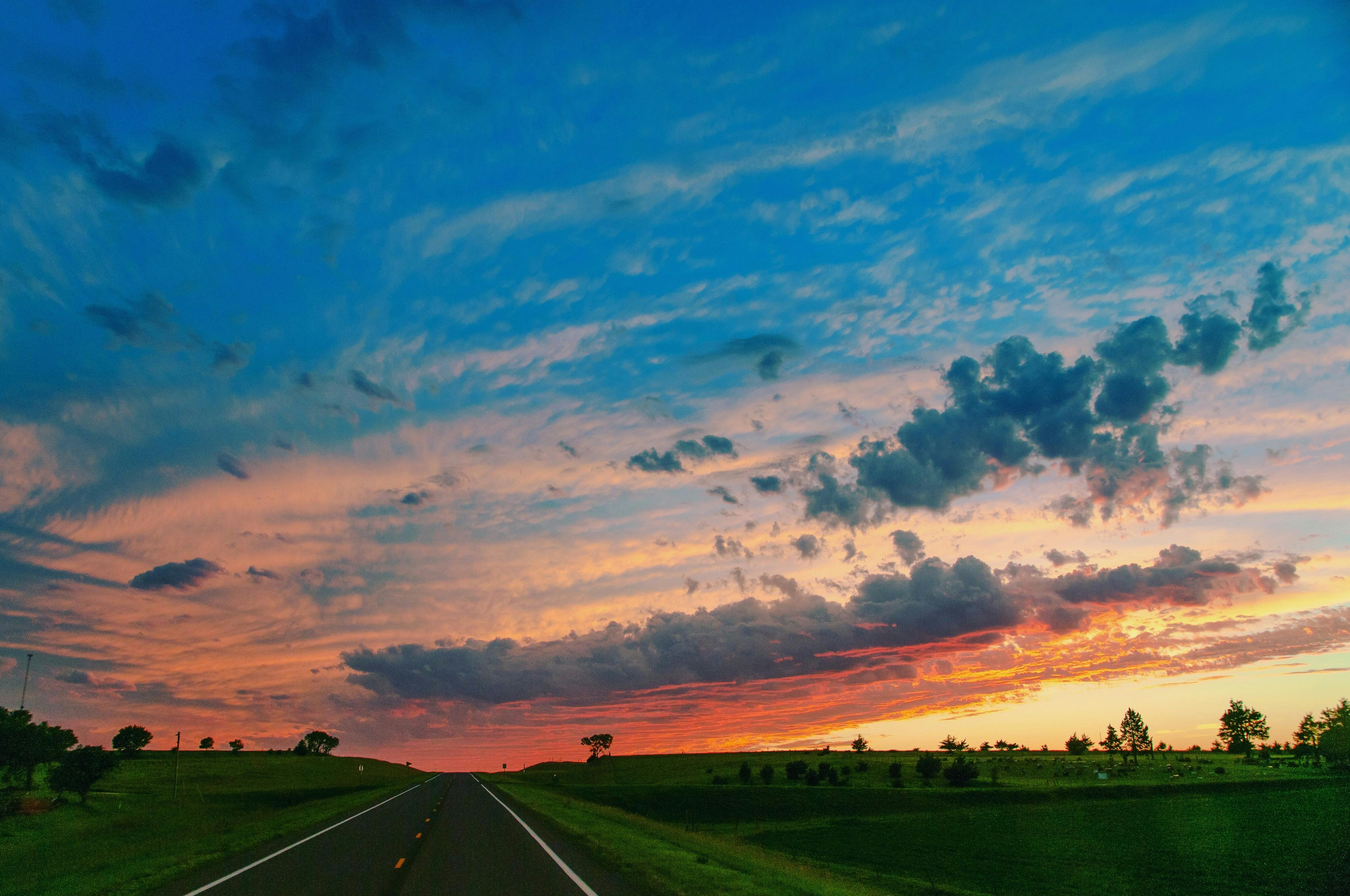 Scenic Highway Sunset Under Vibrant Skies · Free Stock Photo