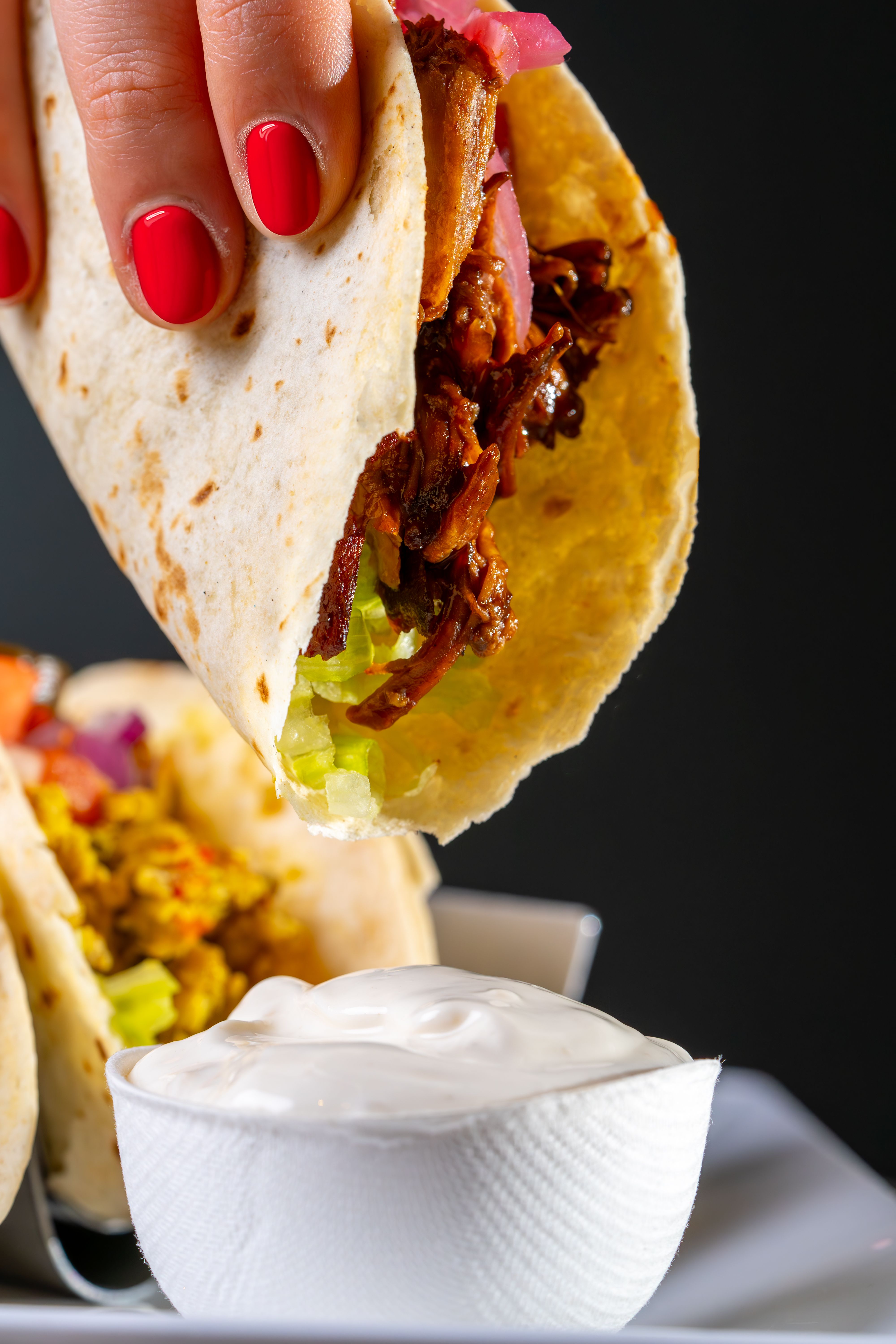 Taco Con Carne Desmenuzada Y Salsa De Crema Agria · Foto de stock gratuita