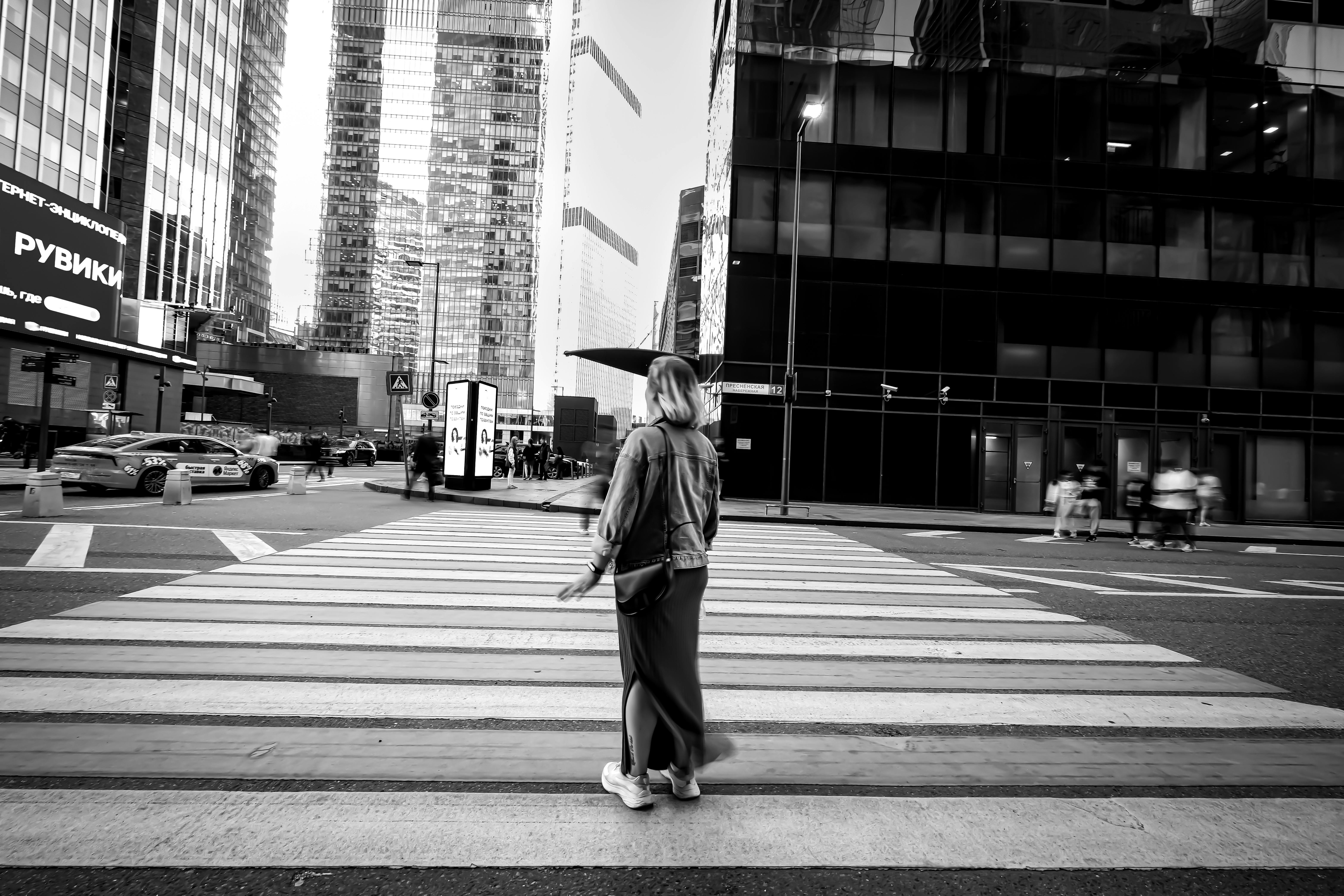 Monochrome Street Scene in Moscow Crosswalk · Free Stock Photo