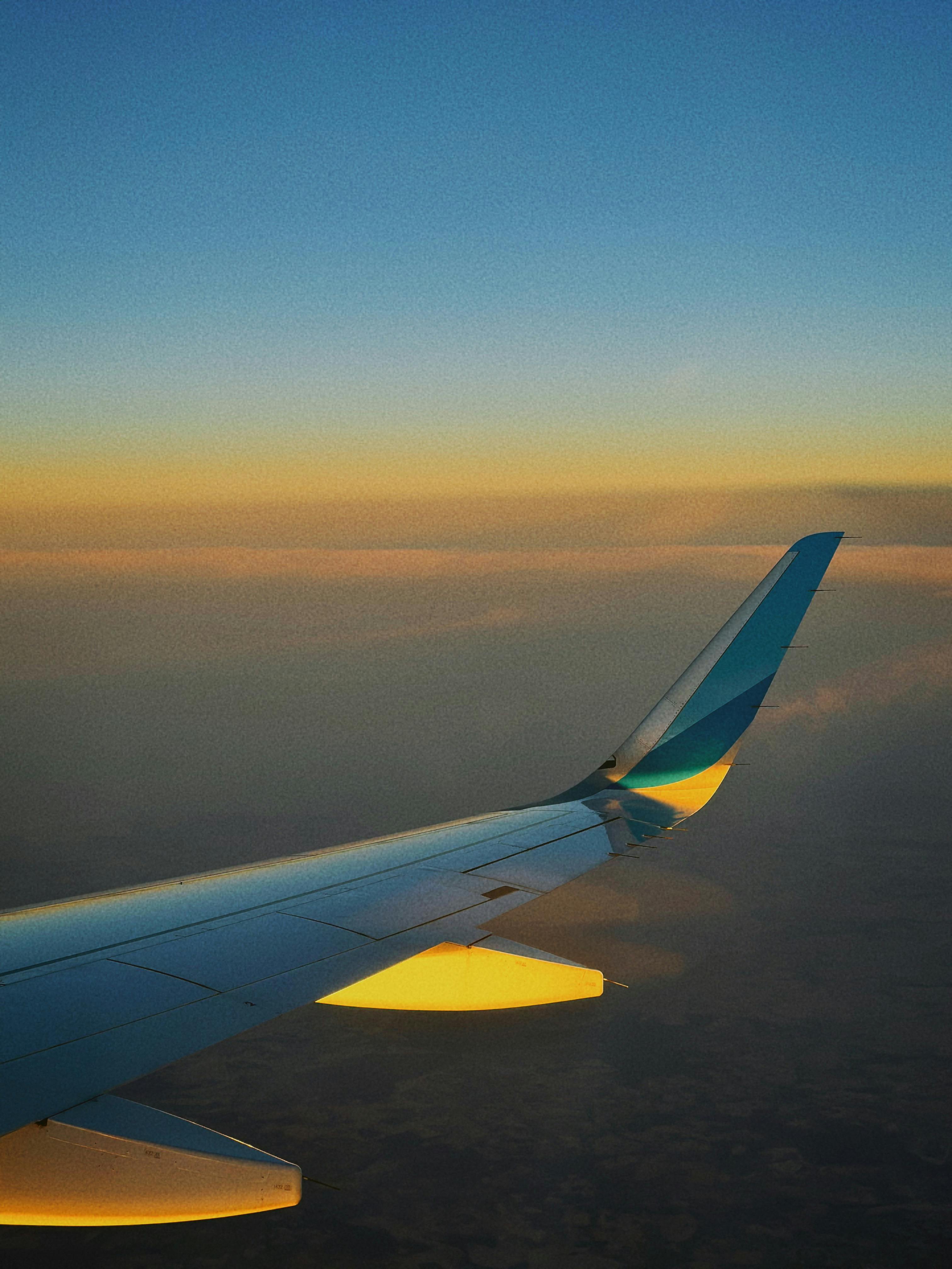 Scenic Airplane Wing Sunset View from Flight · Free Stock Photo