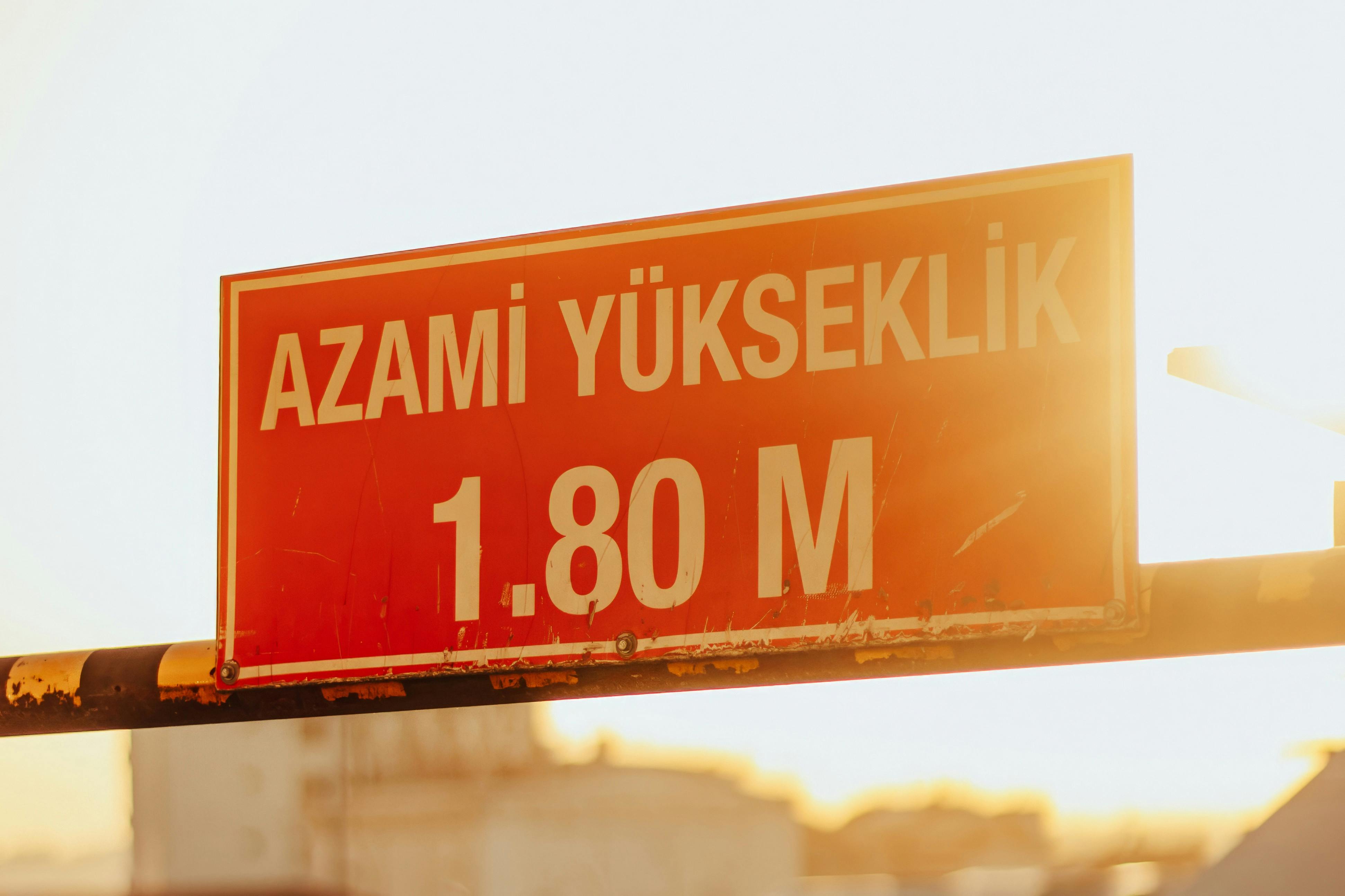 Tanda Ketinggian Maksimum Merah Dengan Sinar Matahari · Foto Stok Gratis