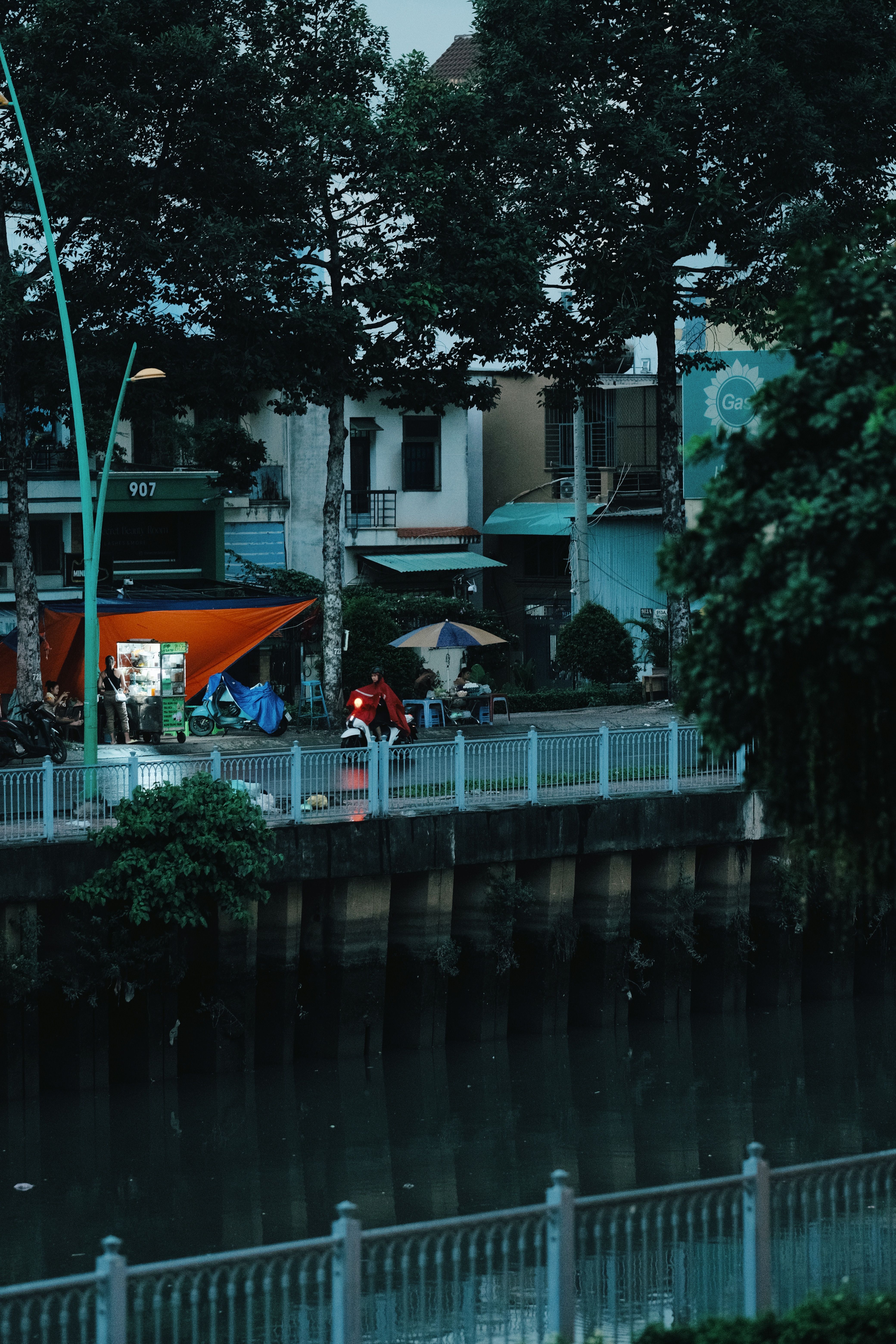 Evening Street Scene by a Riverside in City · Free Stock Photo