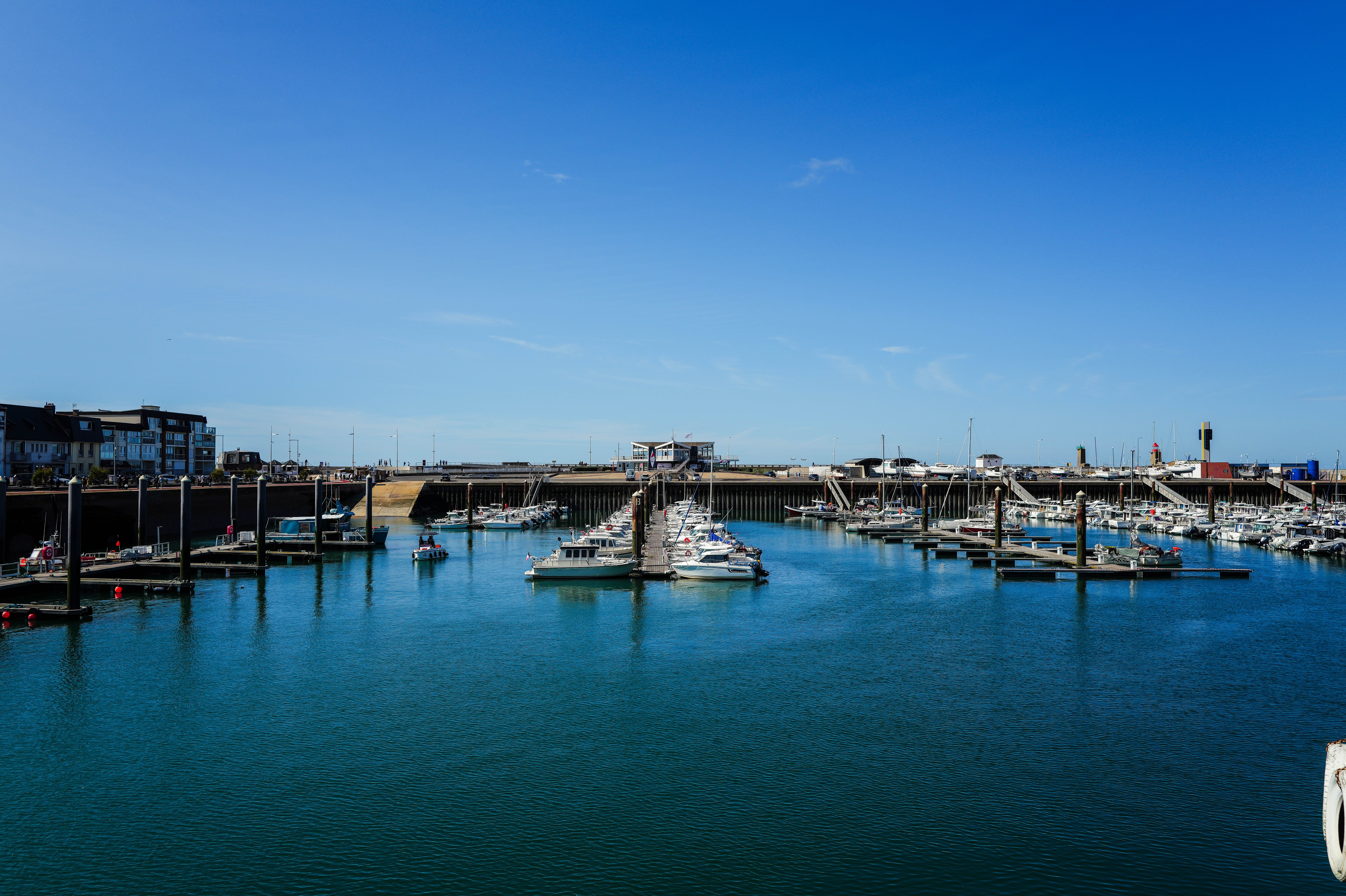 Puerto Deportivo Panorámico Con Barcos En Un Día Despejado · Foto de ...
