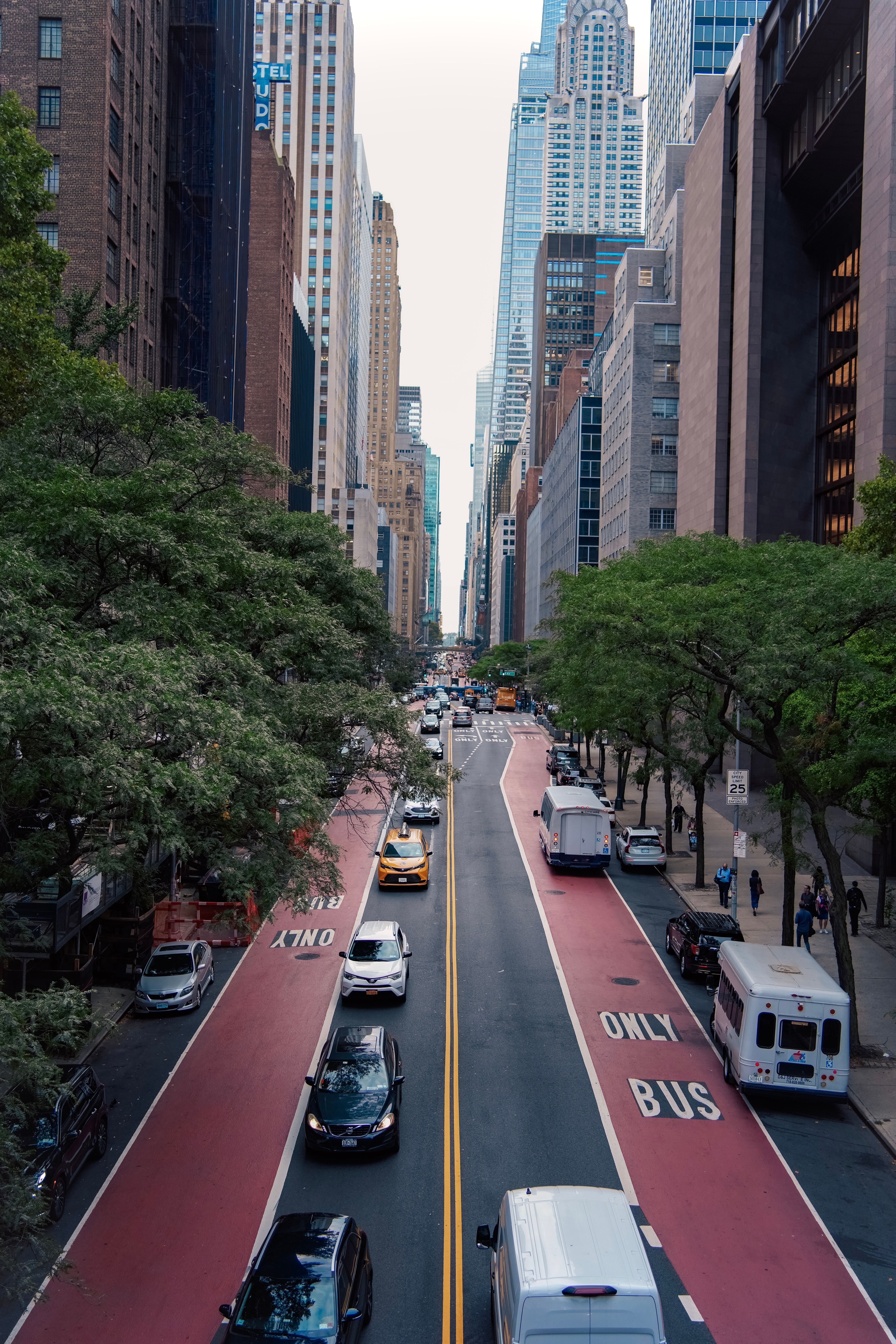 Rua Movimentada Da Cidade De Nova York Com Arranha Céus · Foto ...