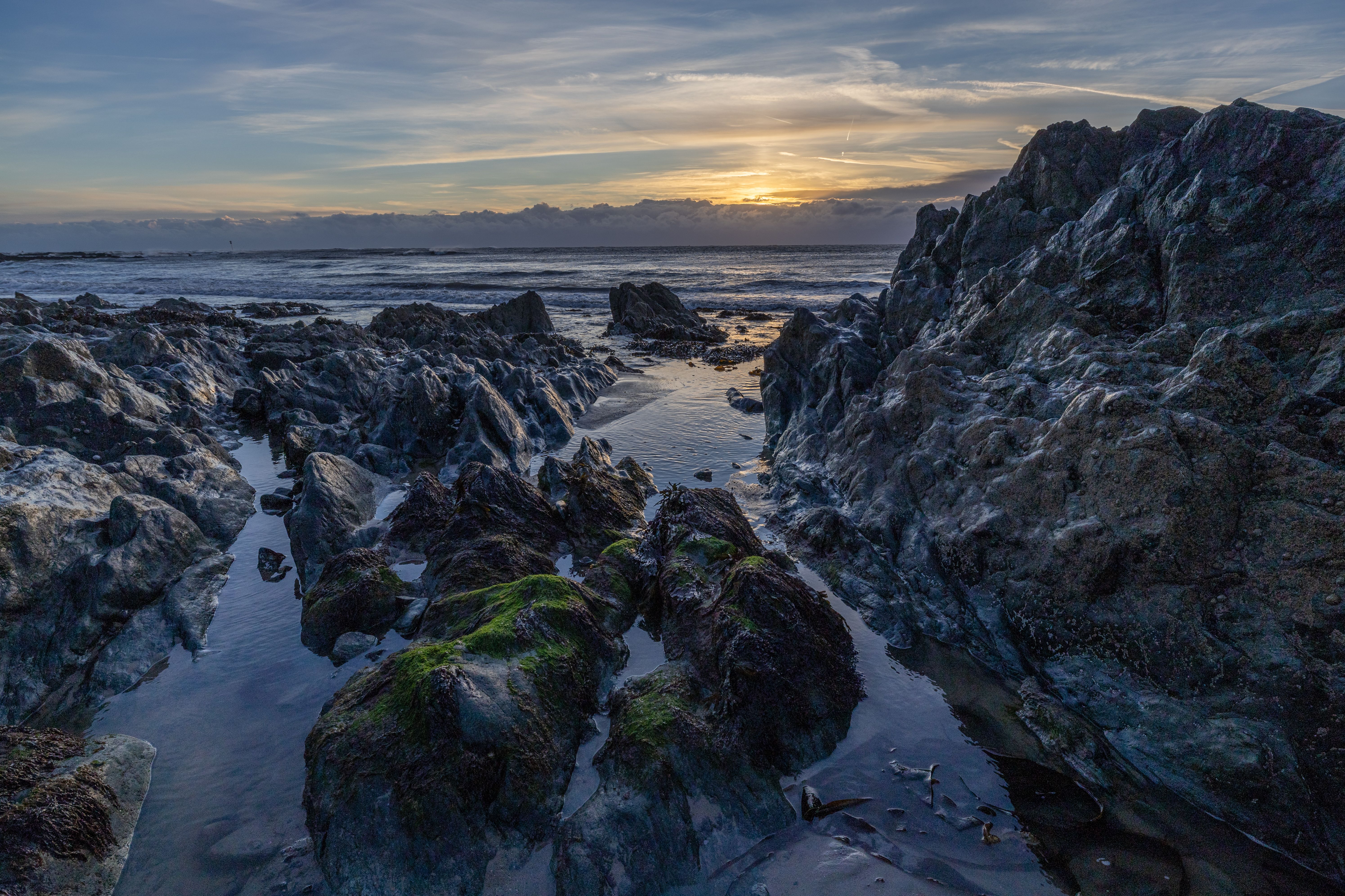 Espectaculares Rocas Costeras Al Atardecer · Foto de stock gratuita