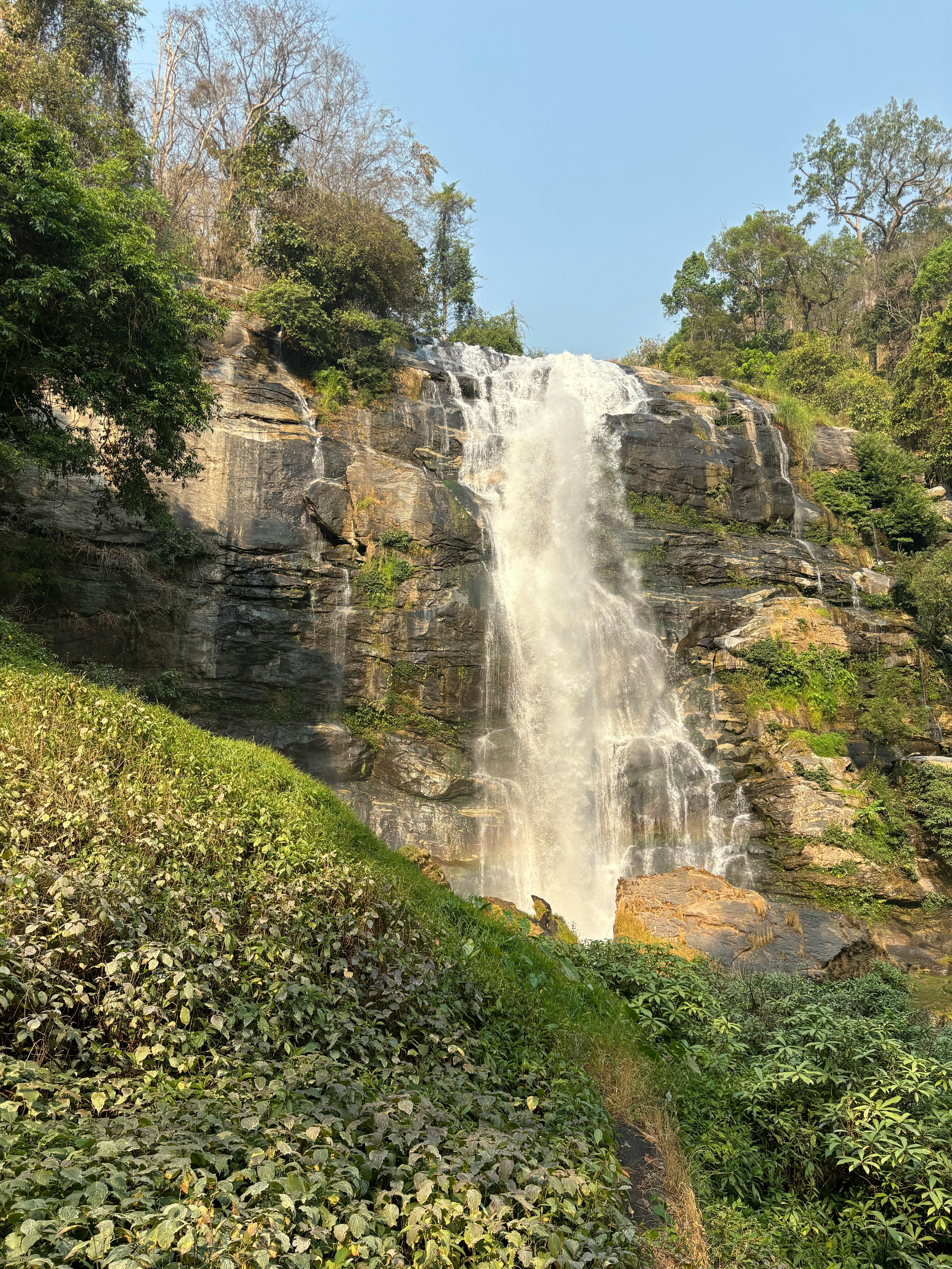 Majestátní Vodopád V Národním Parku Doi Inthanon, Chiang Mai ...