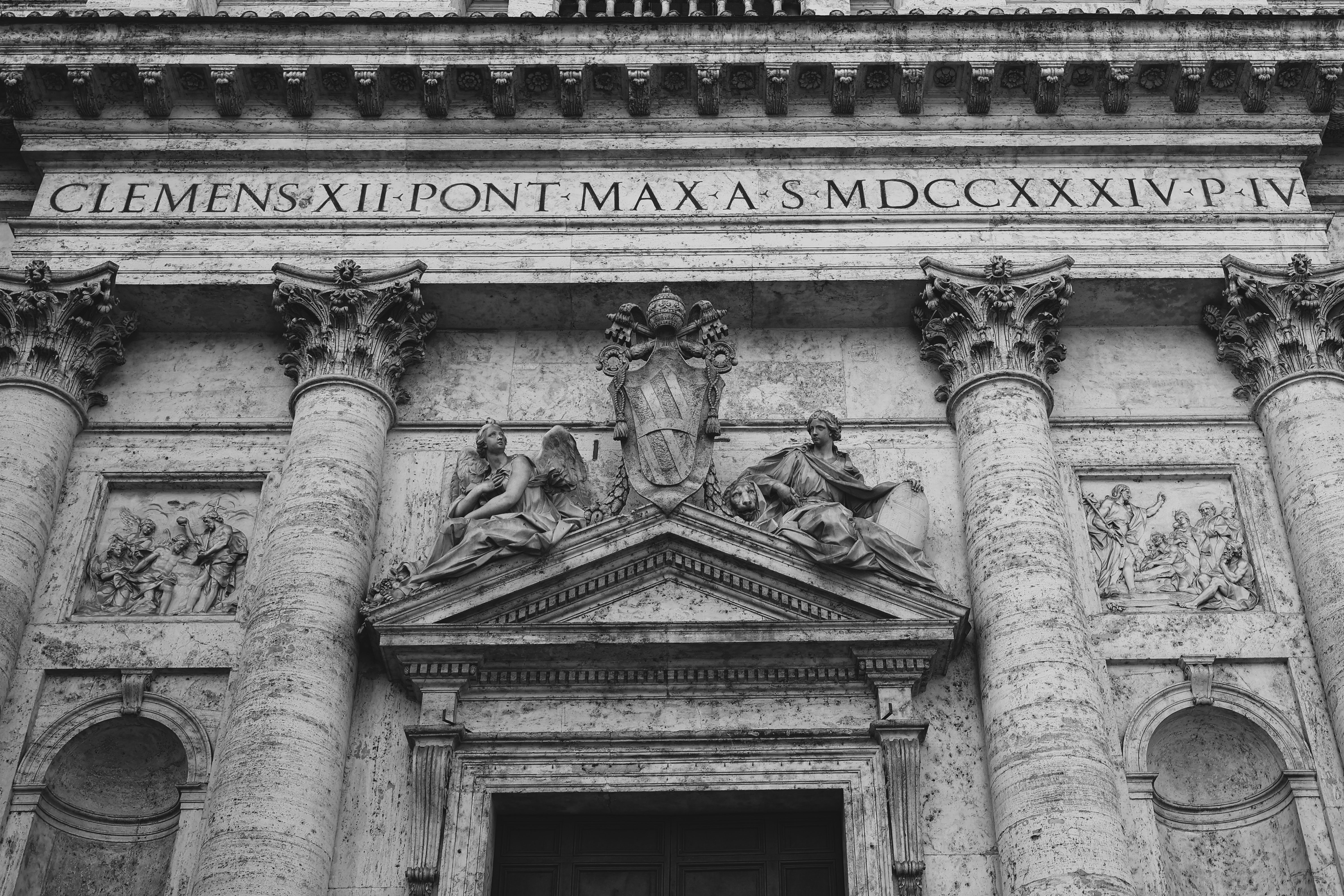 Intricate Architectural Details of Roman Church Facade · Free Stock Photo