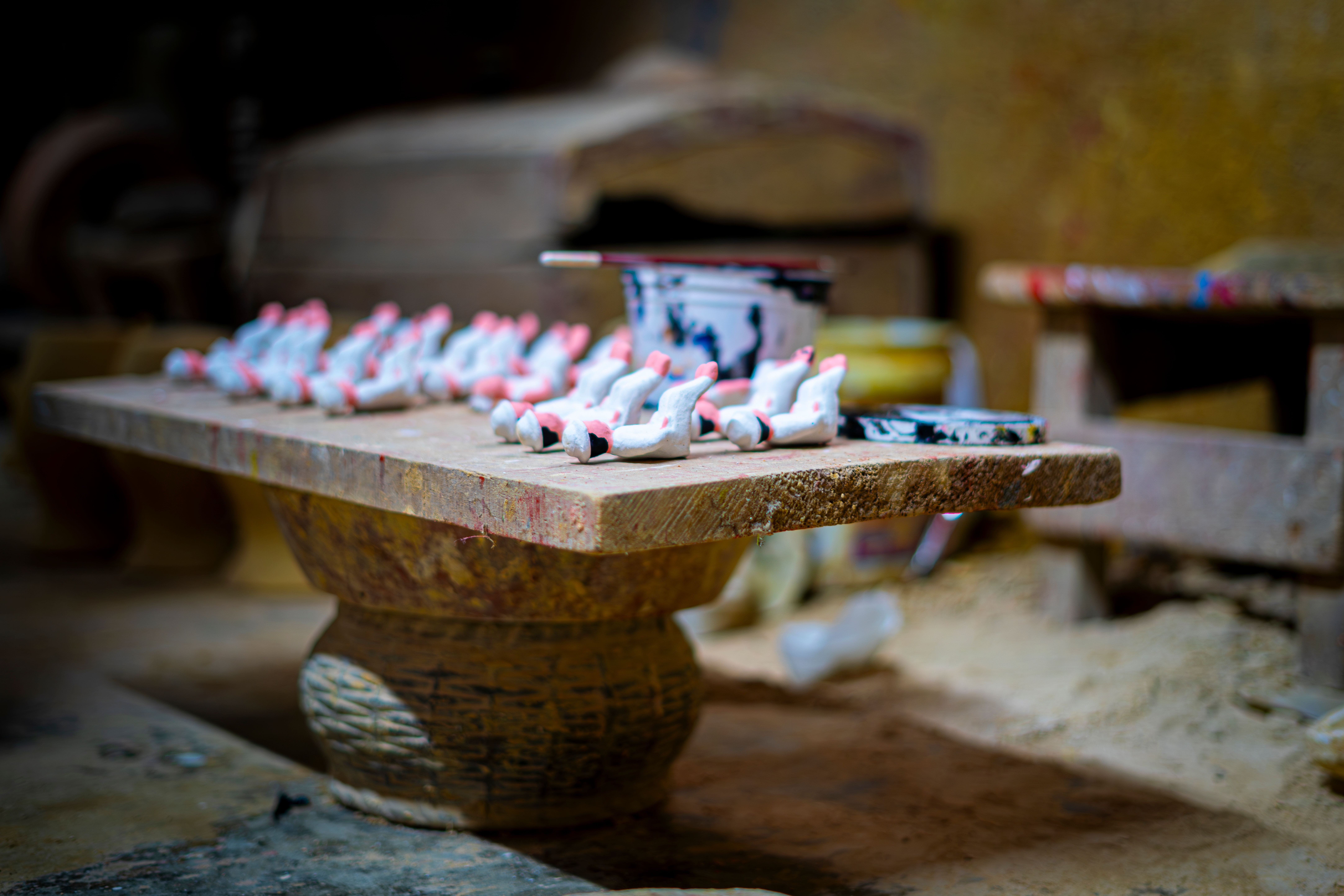 Artesanías De Barro En Taller Con Colores Vibrantes. · Foto de stock ...