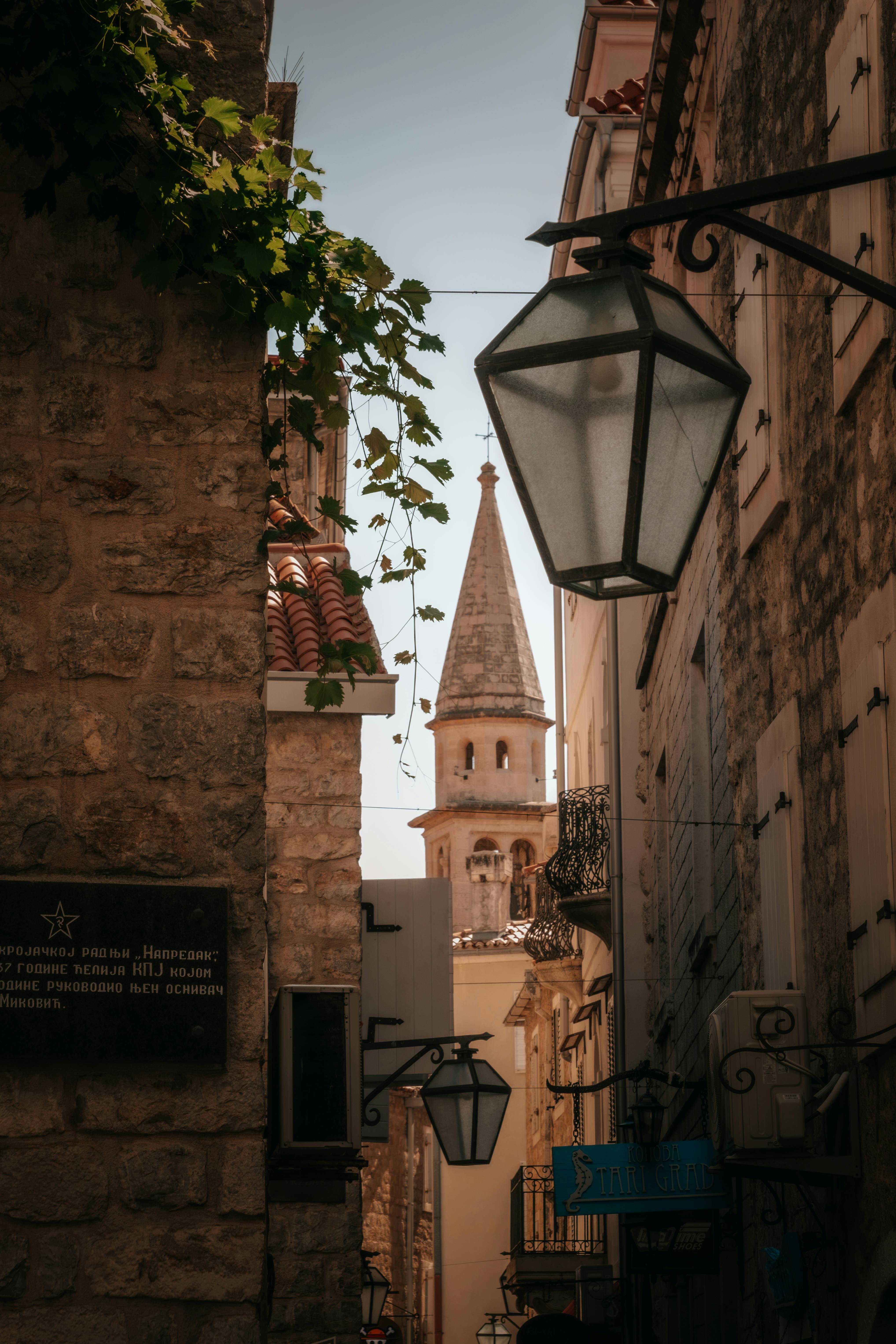 Charming European Alley with Historic Architecture · Free Stock Photo