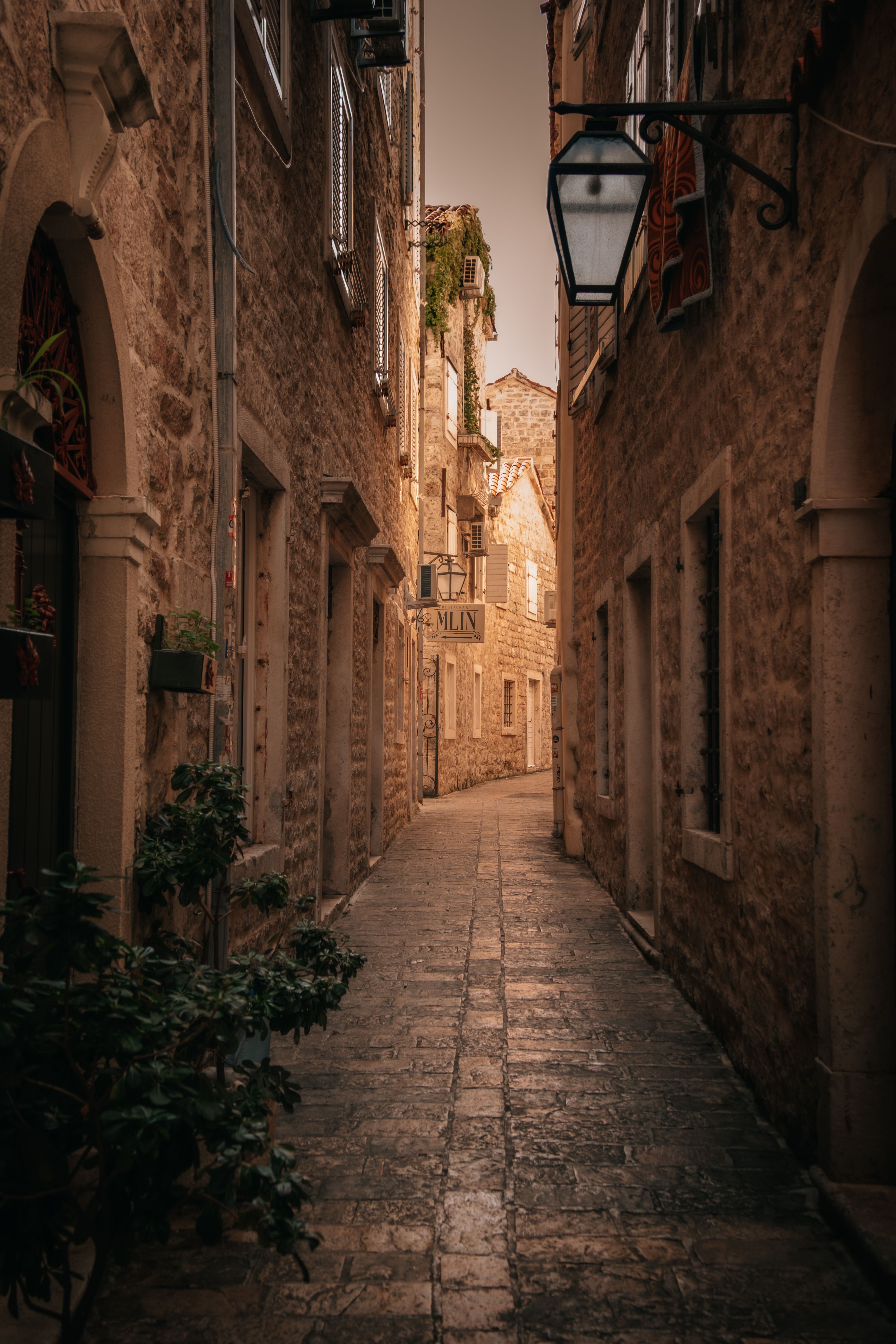Charming Narrow Stone Alleyway in Historic Town · Free Stock Photo