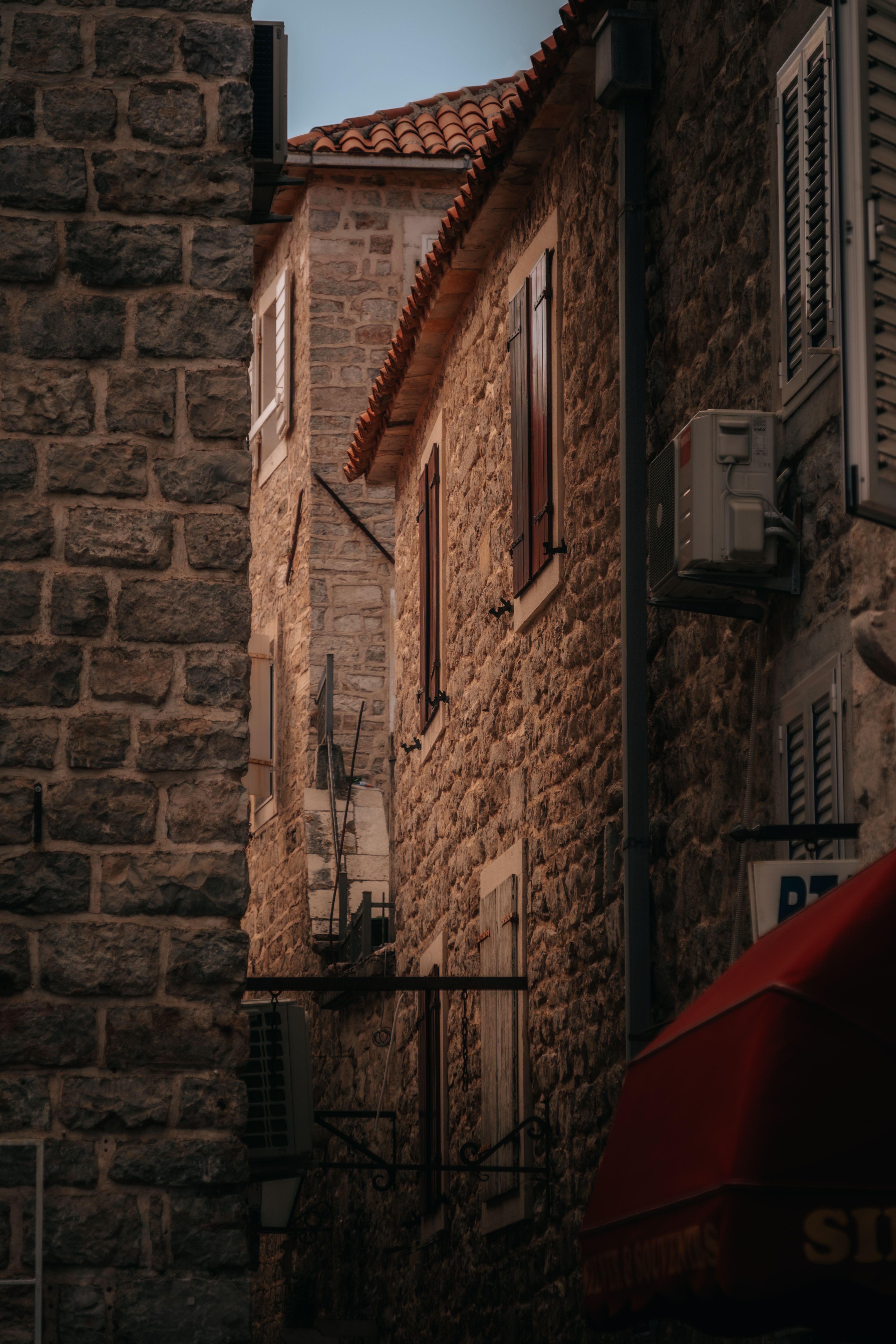 Charming Narrow Alleyway with Stone Walls · Free Stock Photo