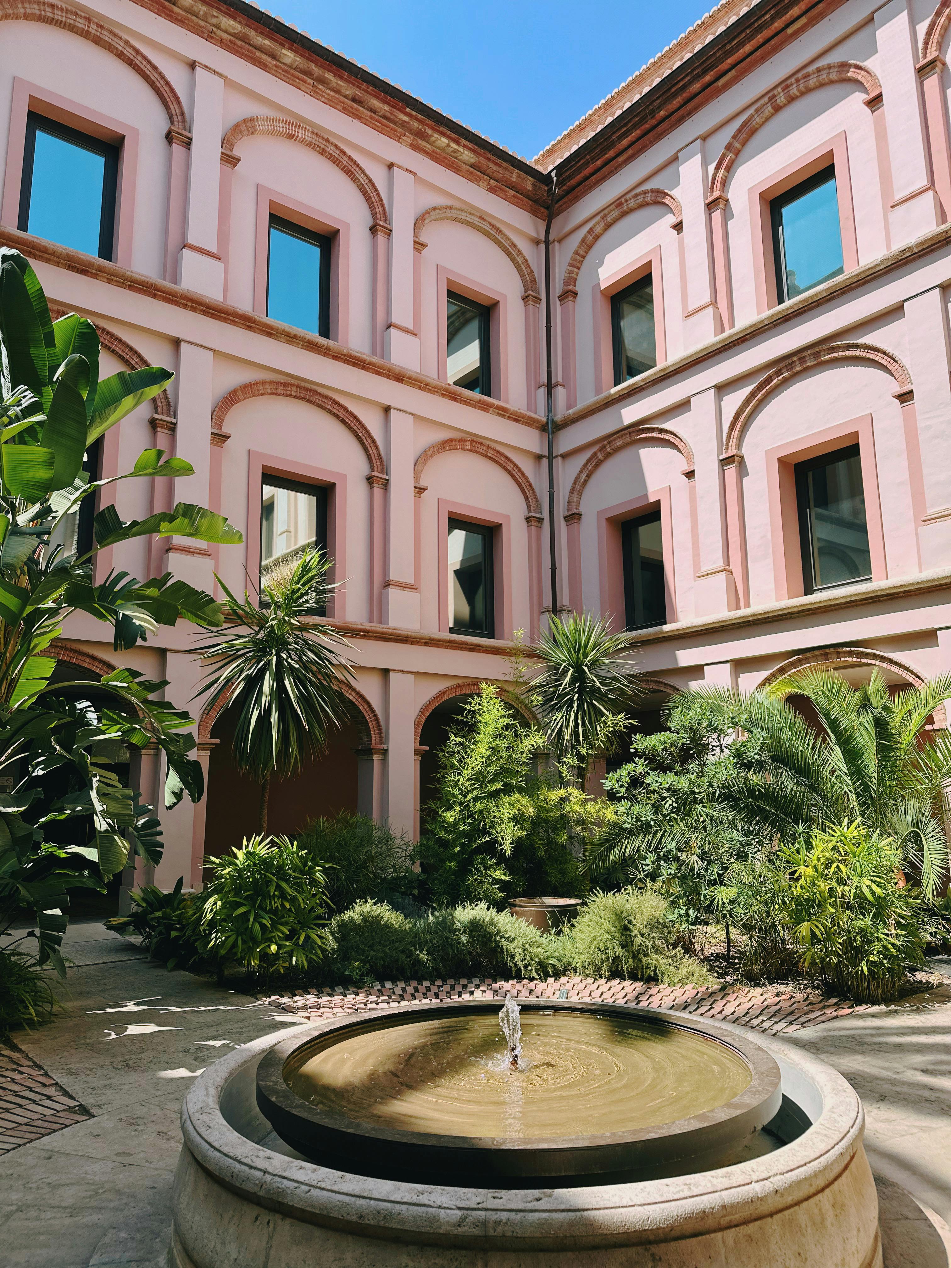 Halaman Yang Menawan Dengan Air Mancur Dan Tanaman Yang Rimbun · Foto ...