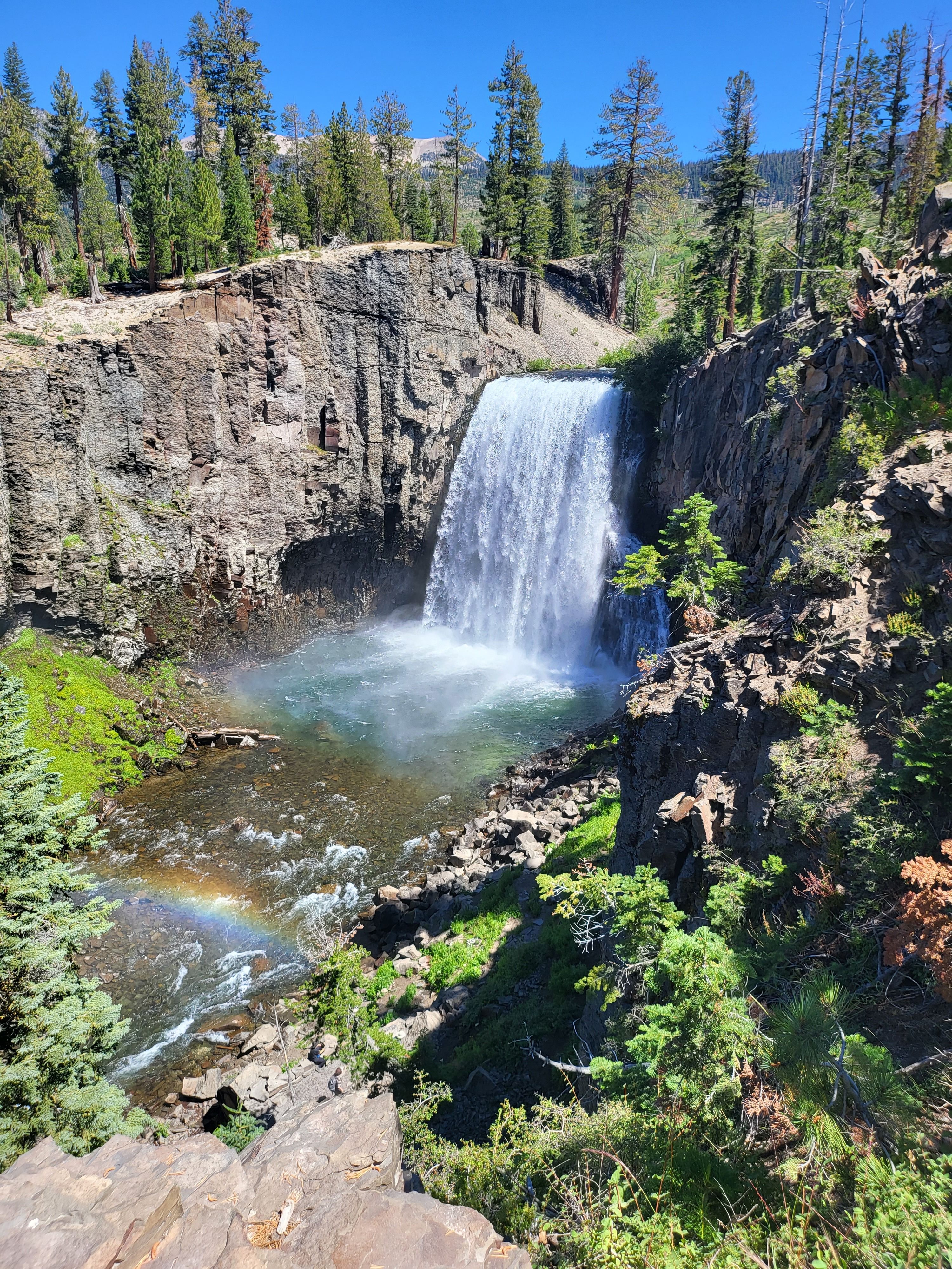 Scenic Rainbow Waterfall in Mammoth Lakes · Free Stock Photo