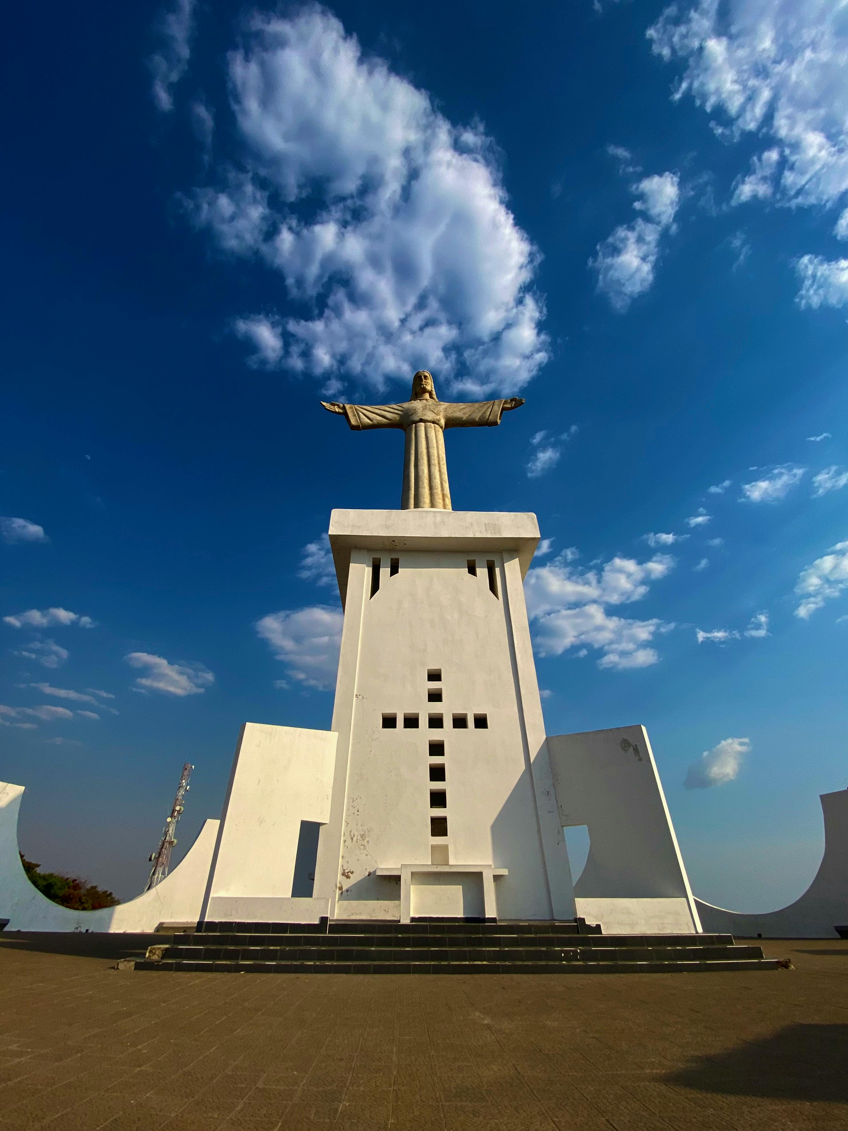 Patung Yang Menyerupai Kristus Sang Penebus Dengan Latar Langit Biru ...