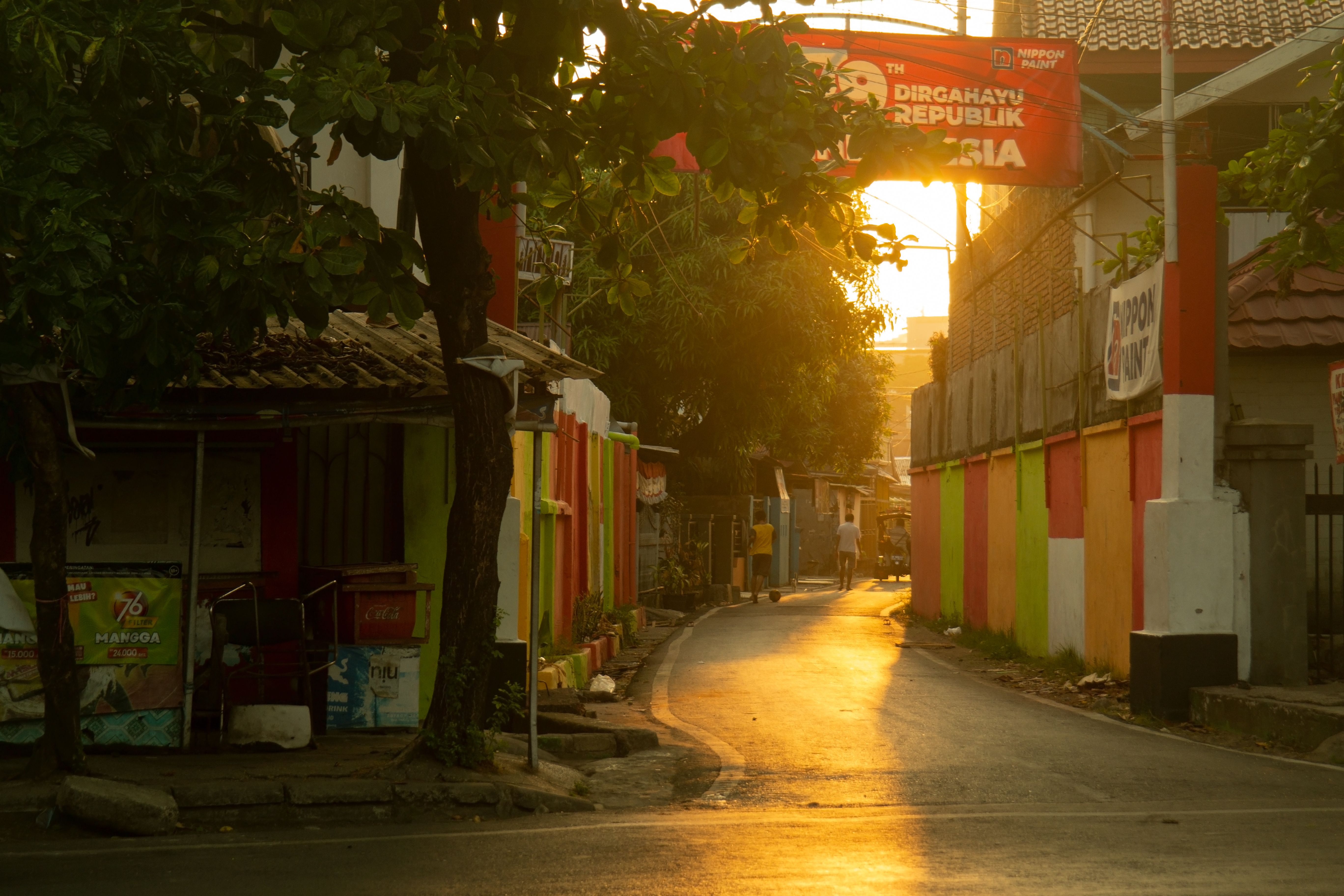 Charming Street Scene at Sunset in Makassar · Free Stock Photo
