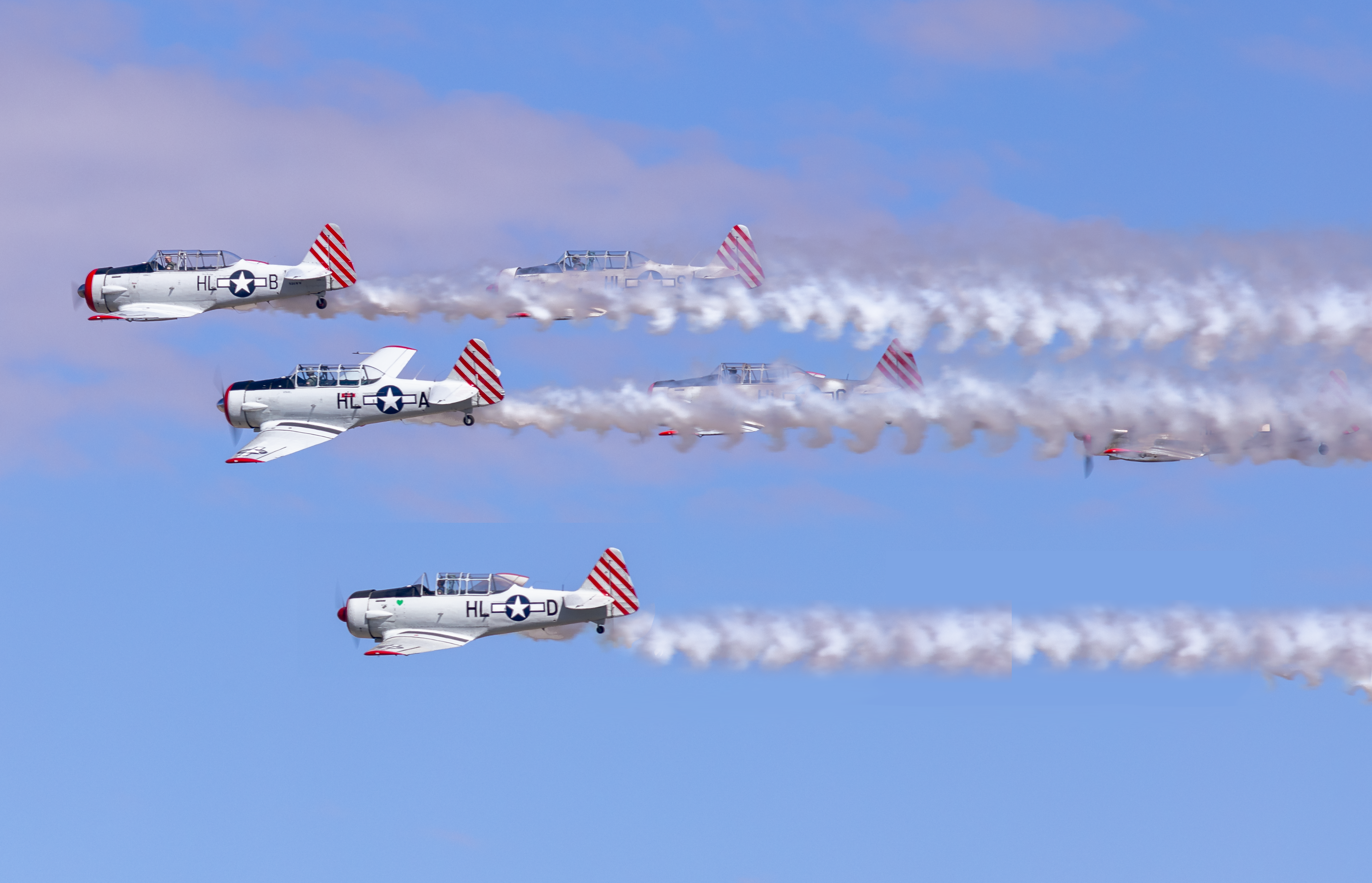 Avions De Guerre D'époque En Formation Avec Traînées De Fumée · Photo ...
