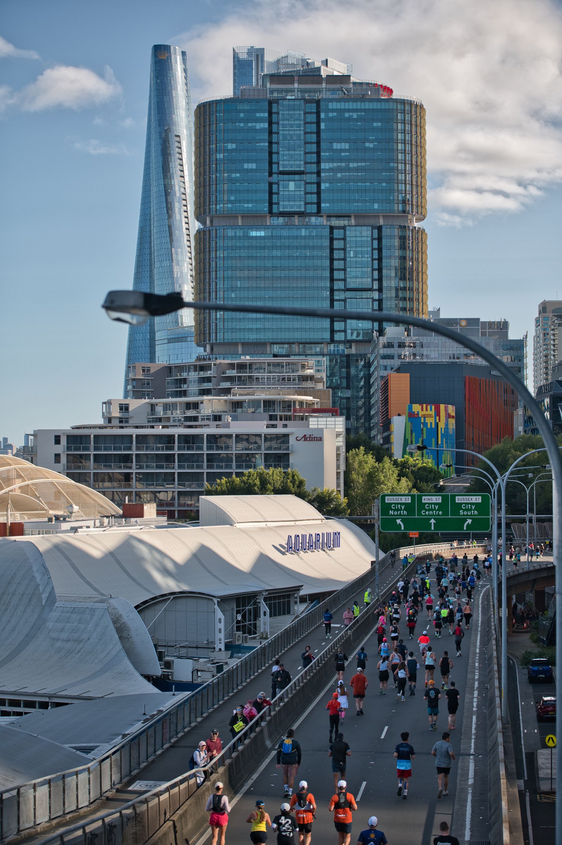 Sydney Marathon Runners with Cityscape Backdrop · Free Stock Photo