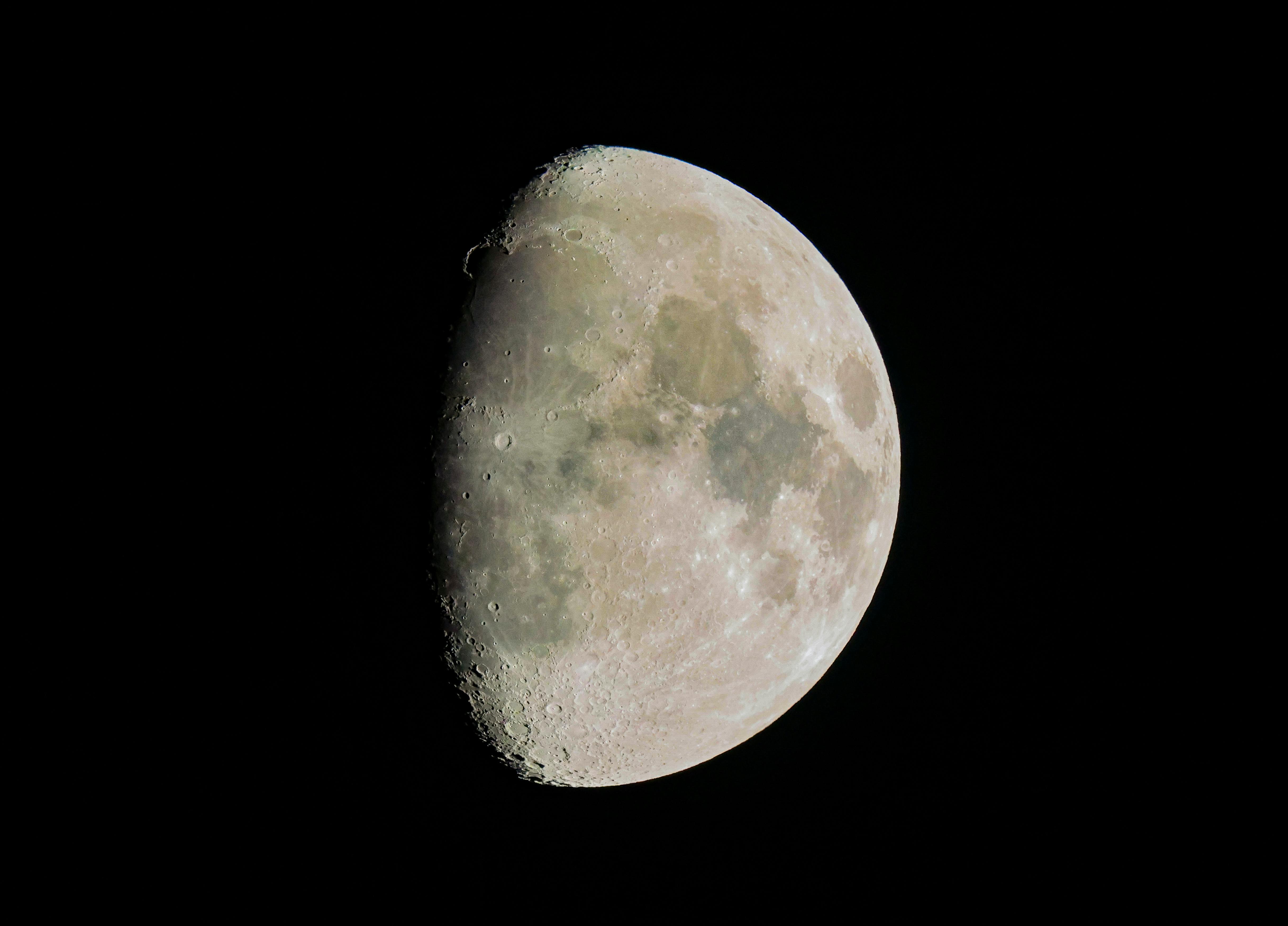Beautiful Waxing Gibbous Moon in Darien Sky · Free Stock Photo