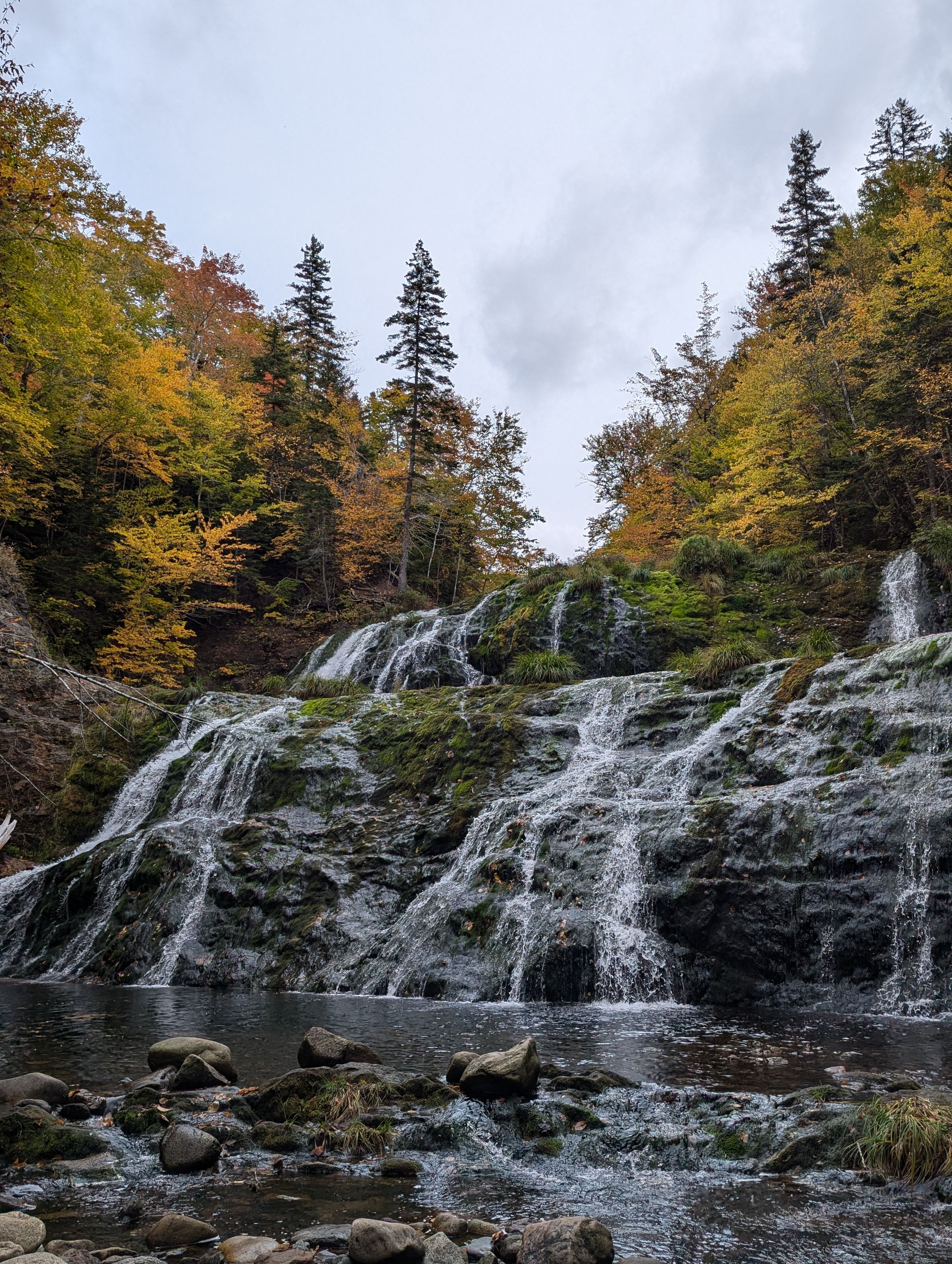 Impresionante Cascada En Otoño En La Isla De Cabo Bretón · Foto de ...