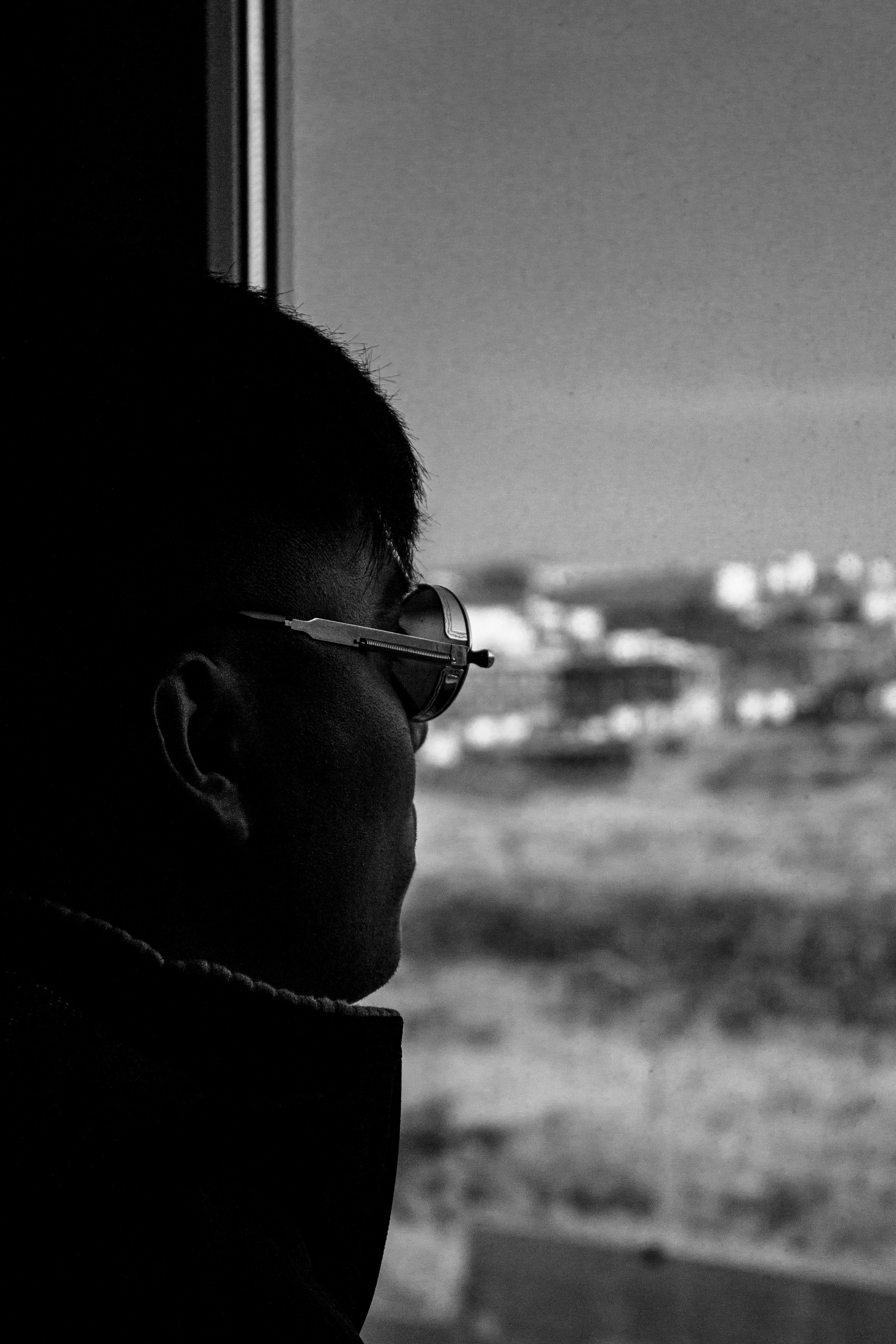 Potret Hitam Putih Yang Suram Di Dekat Jendela · Foto Stok Gratis