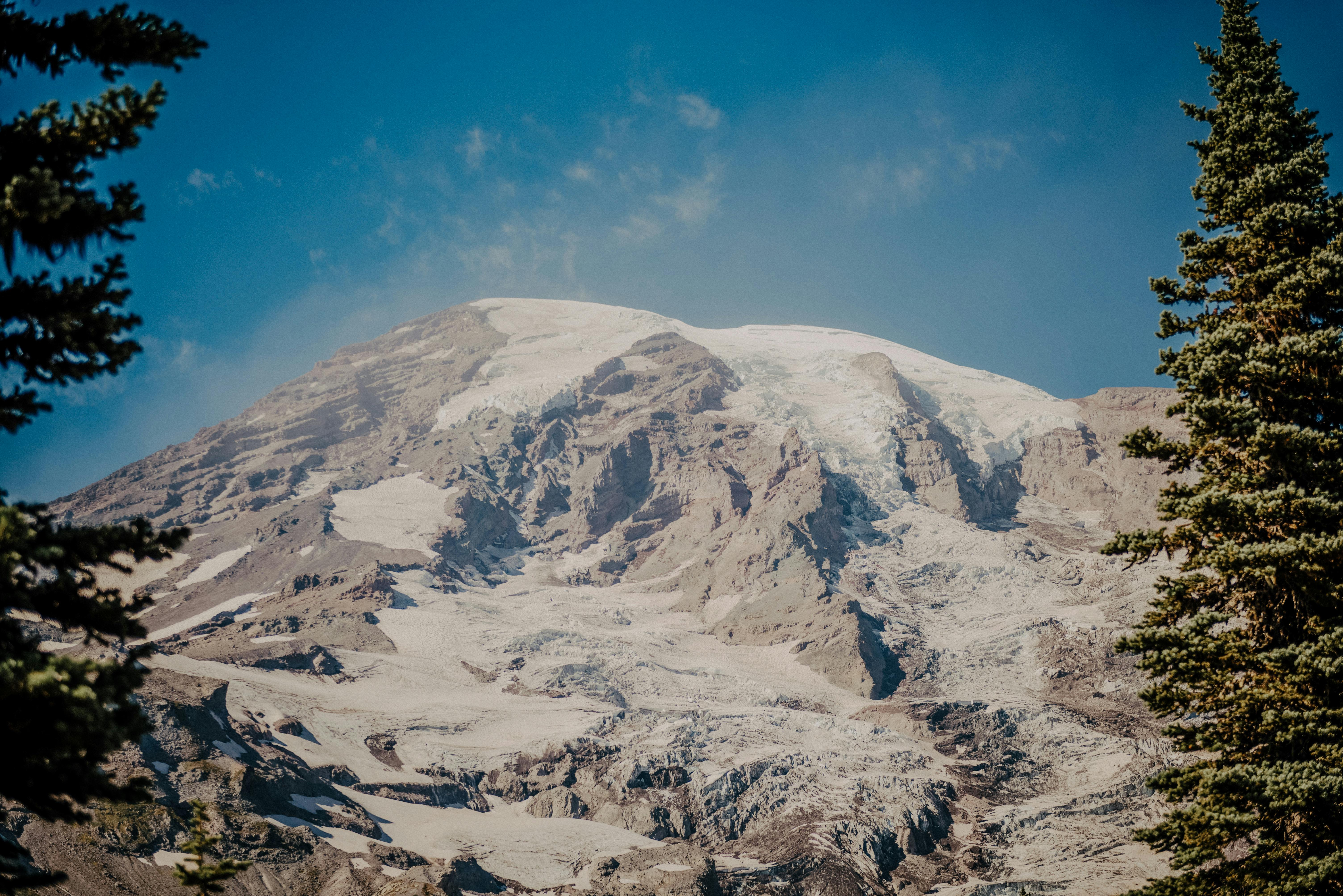 Majestic View of Mount Rainier in Summer · Free Stock Photo