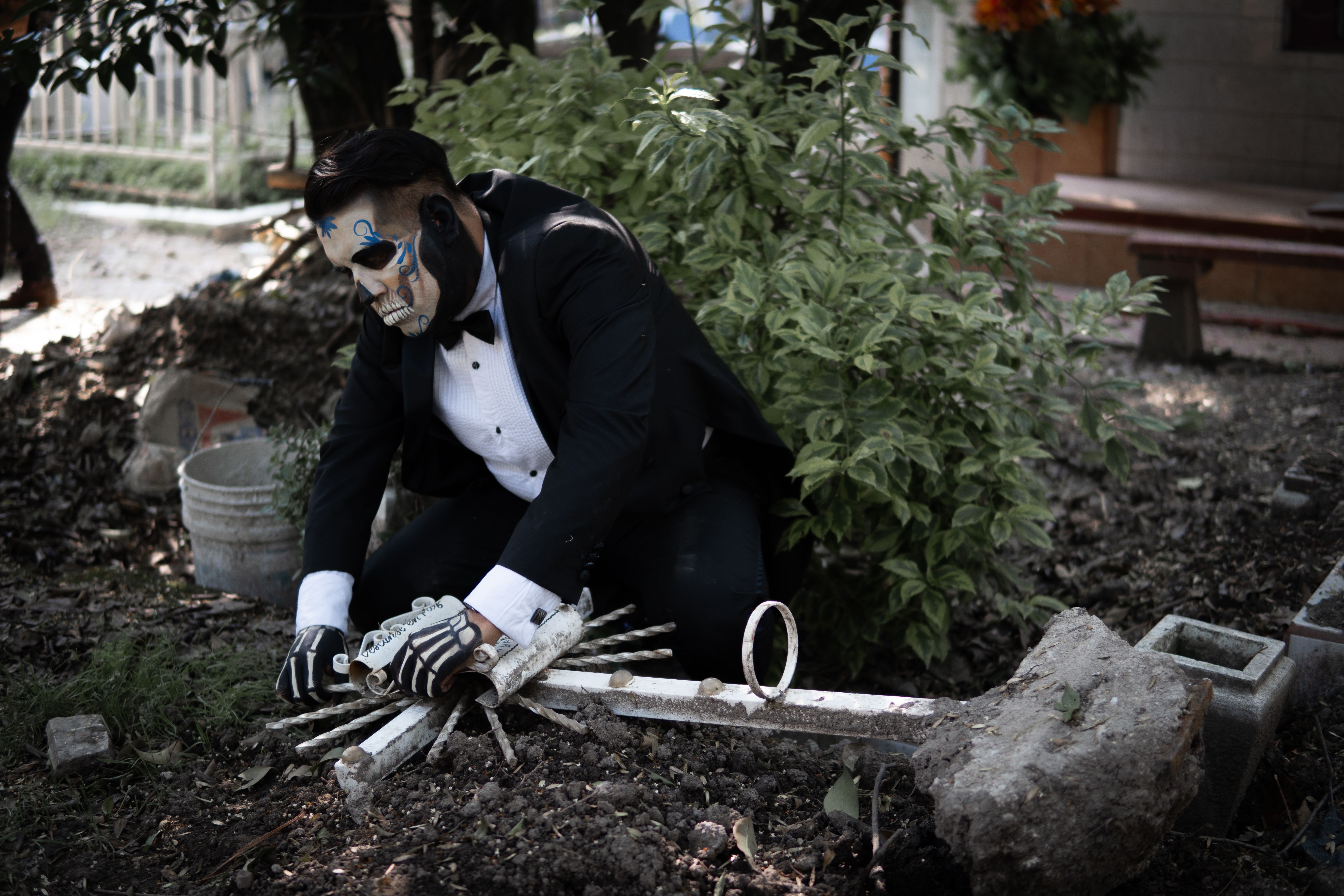 Day of the Dead Catrin in Cemetery Setting · Free Stock Photo