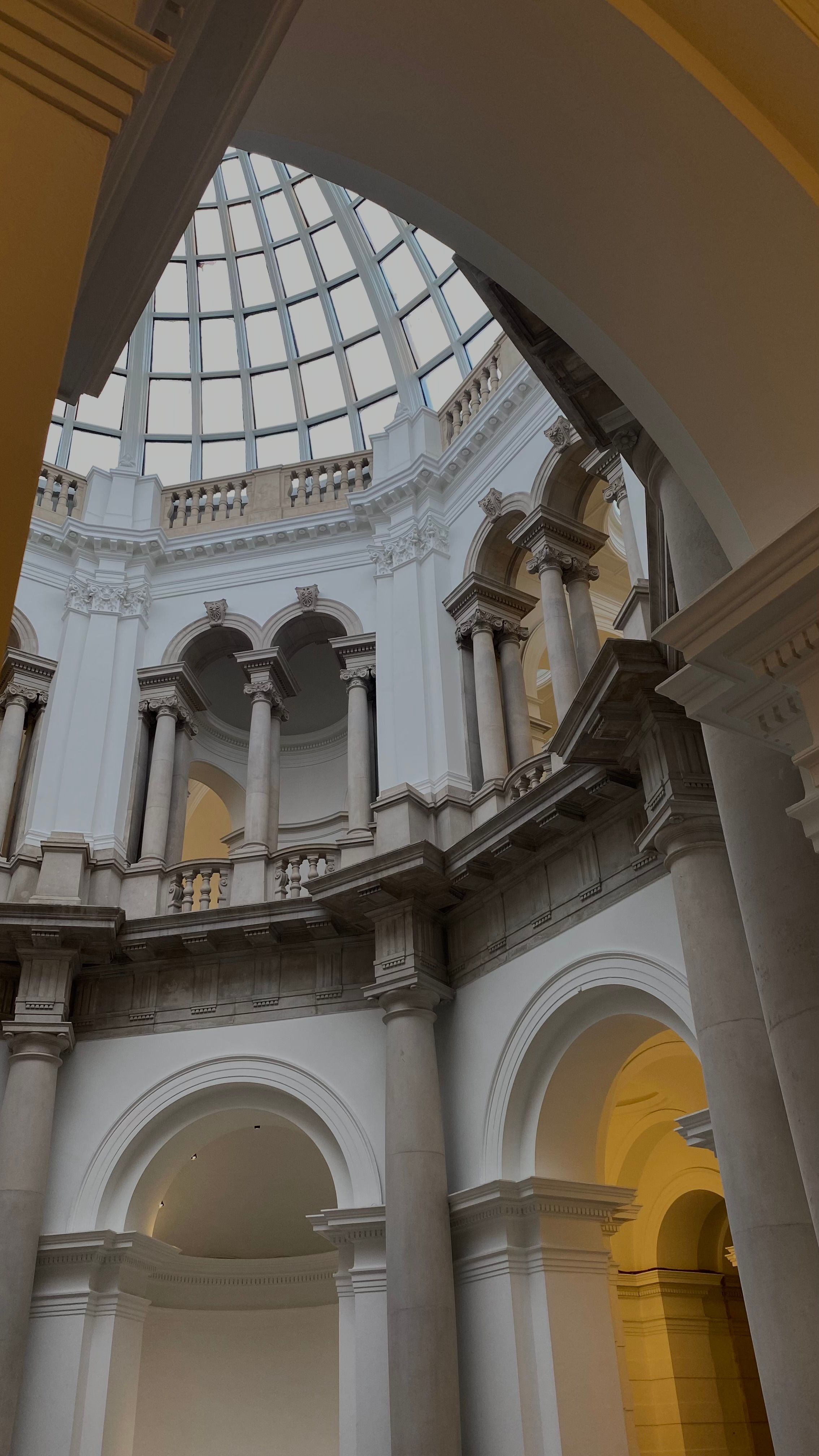 Majestic Architectural Interior of Iconic London Gallery · Free Stock Photo
