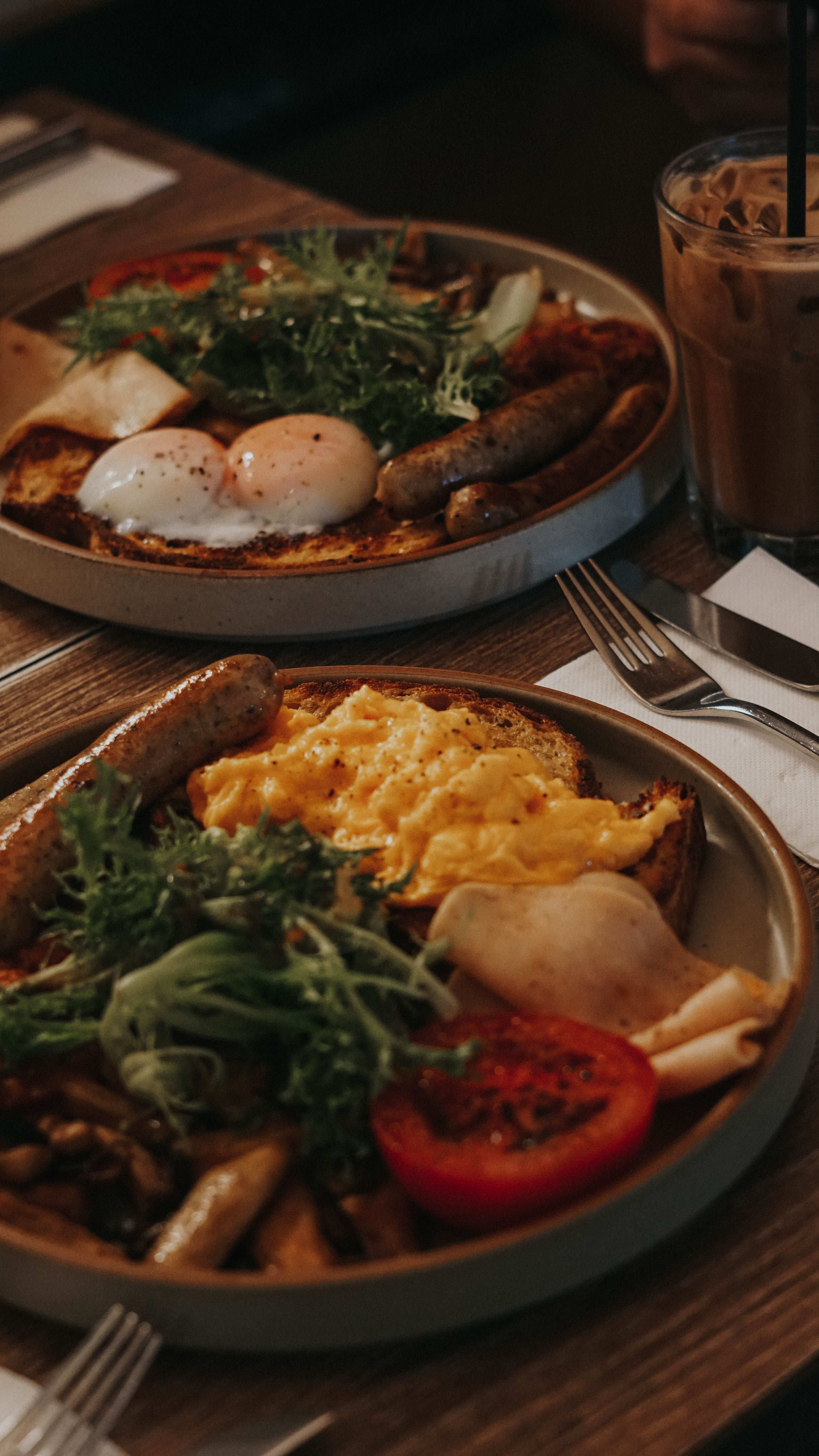 Delicious English Breakfast in Café Setting · Free Stock Photo