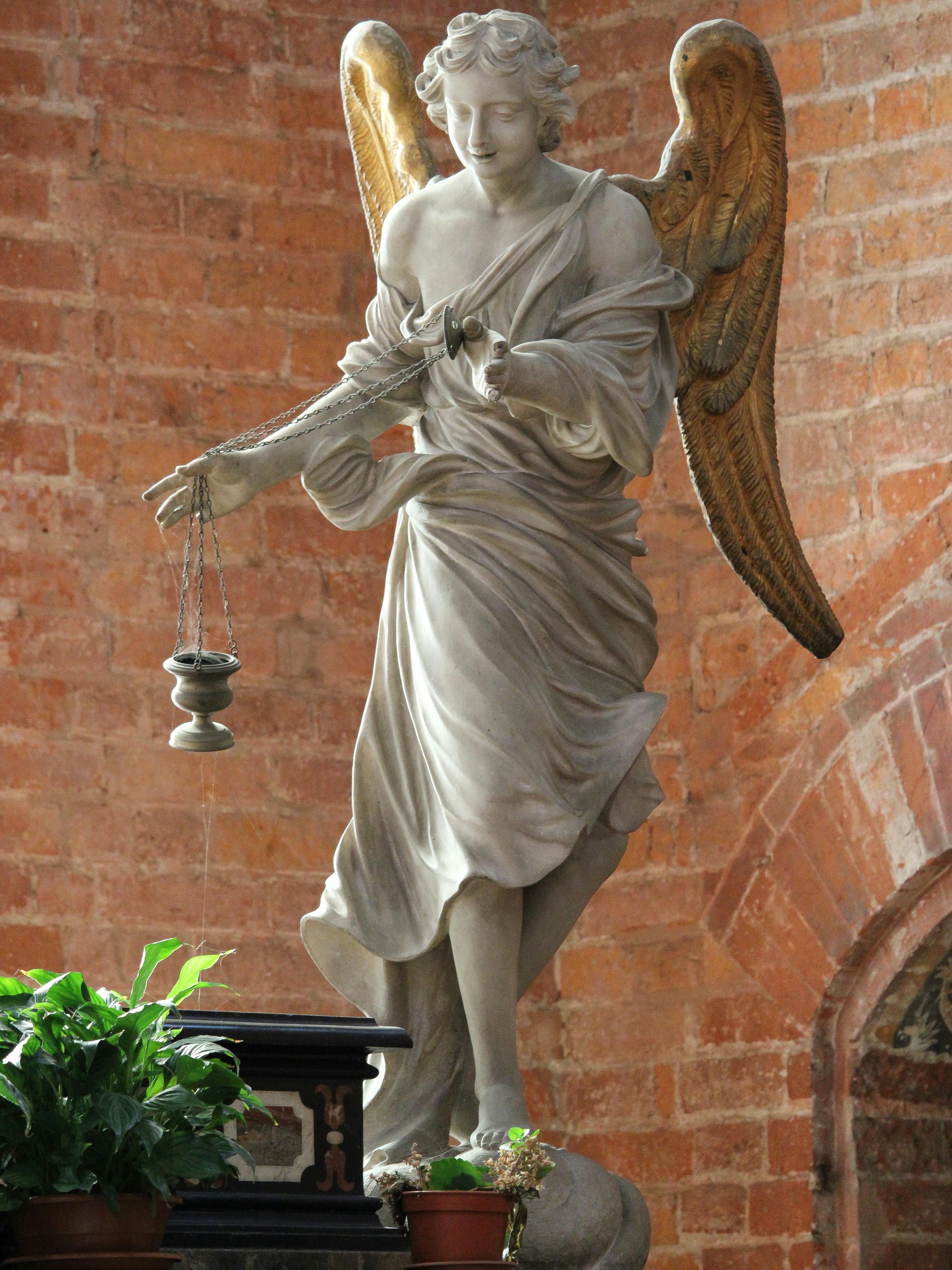 Exquisita Estatua De ángel En Un Interior Histórico · Foto de stock ...