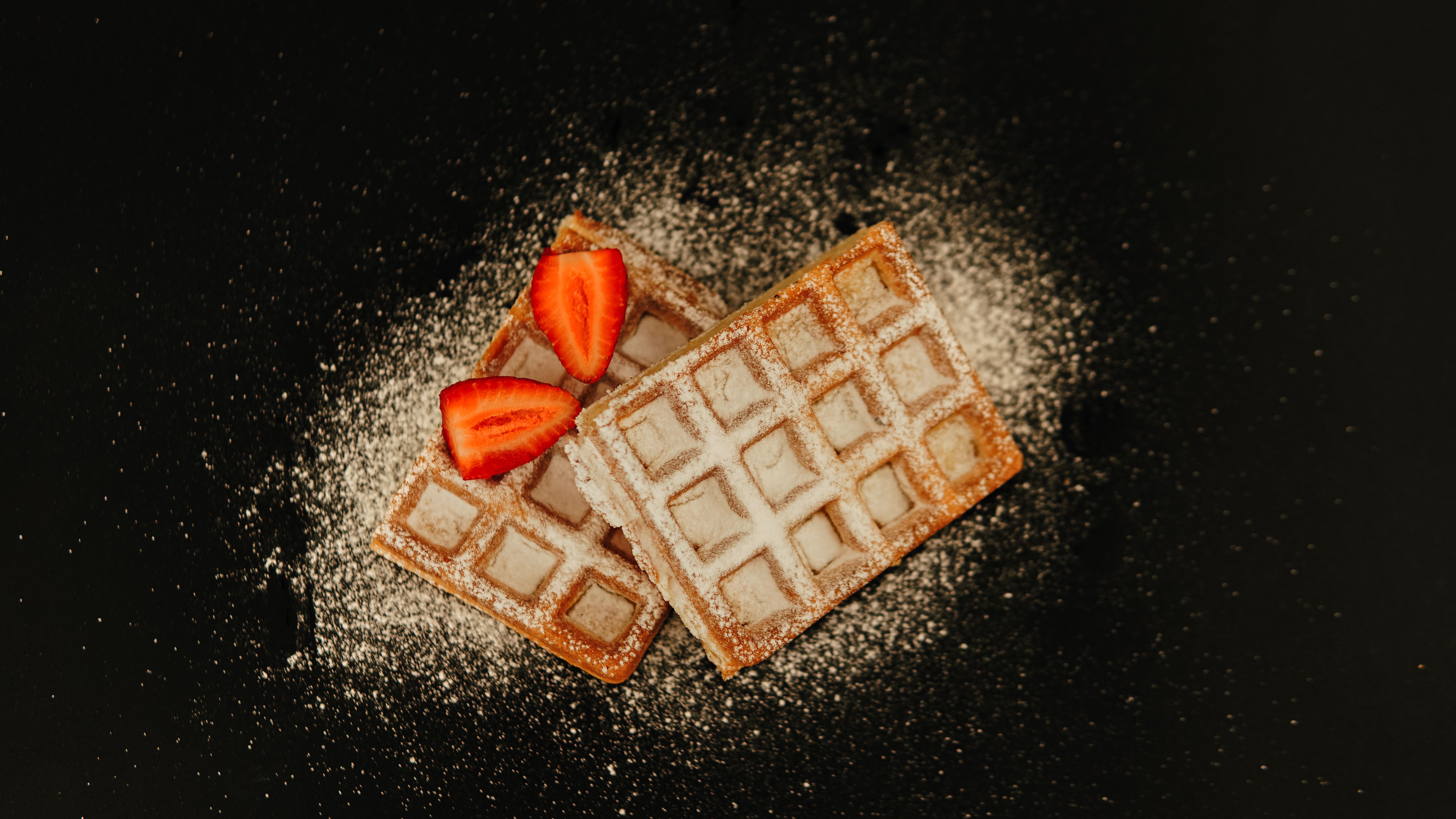 Deliciosos Waffles Belgas Con Fresas Frescas · Foto de stock gratuita