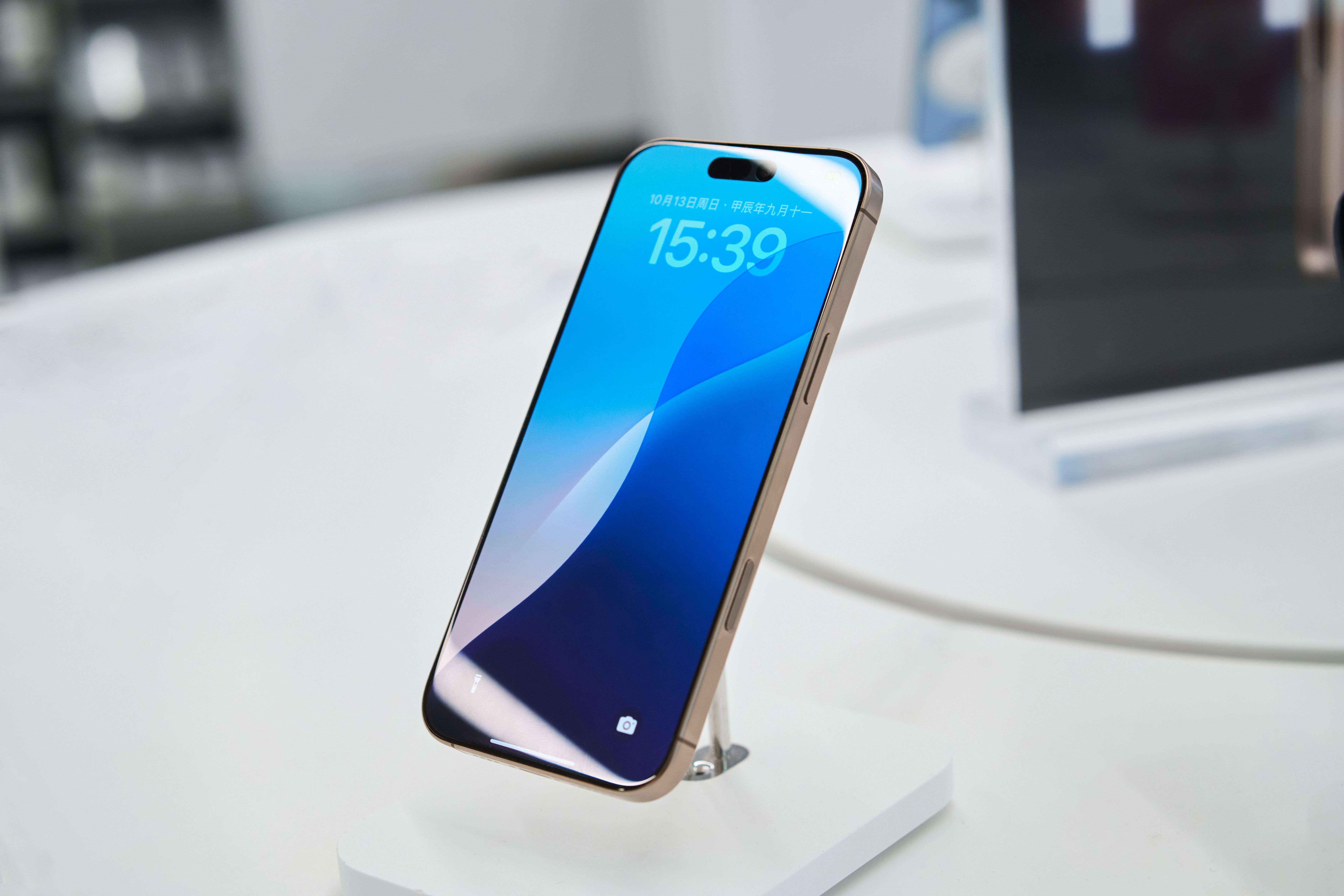 Sleek Smartphone Display at Tech Store · Free Stock Photo