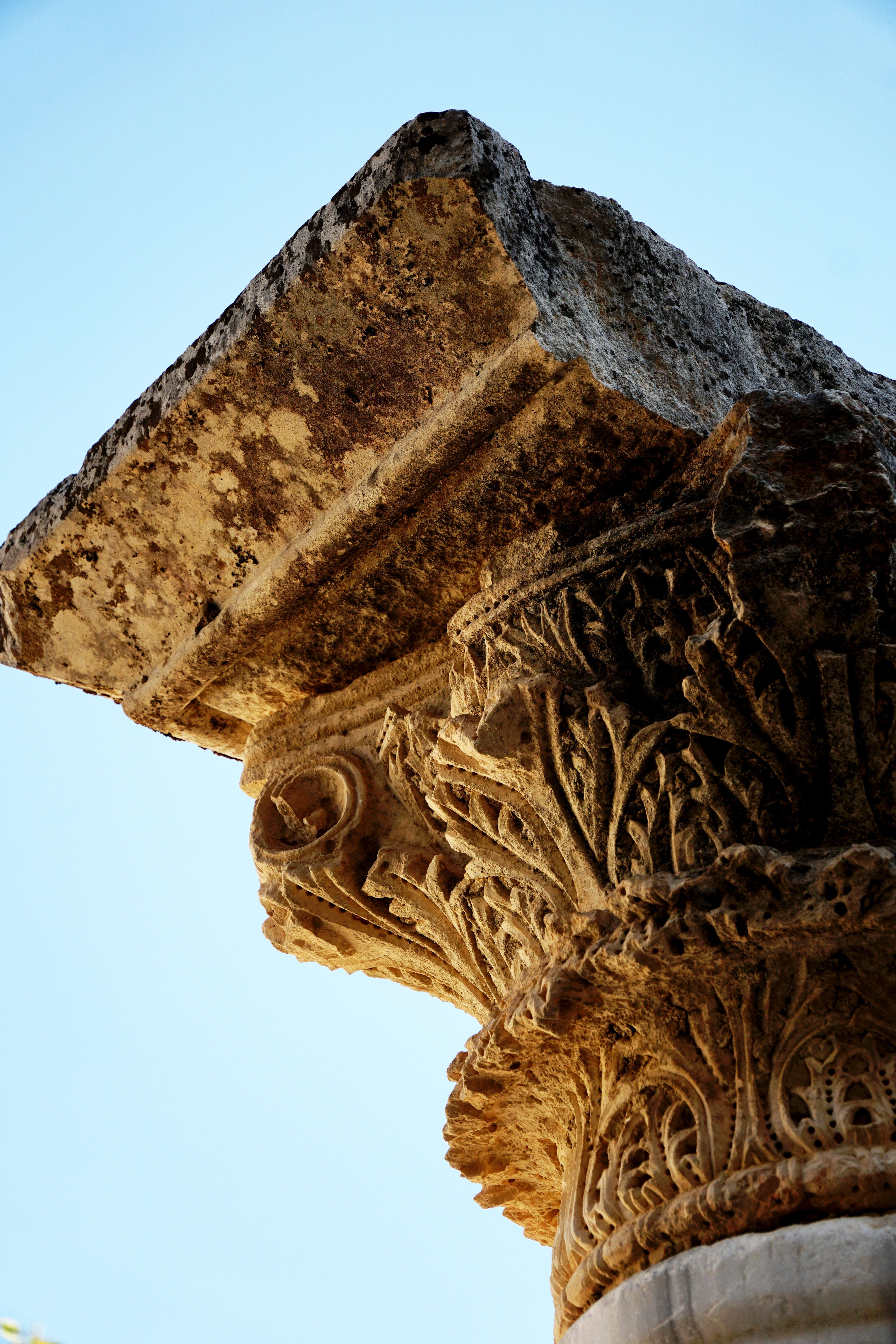 Primer Plano De Un Antiguo Capitel De Columna Corintia · Foto de stock ...