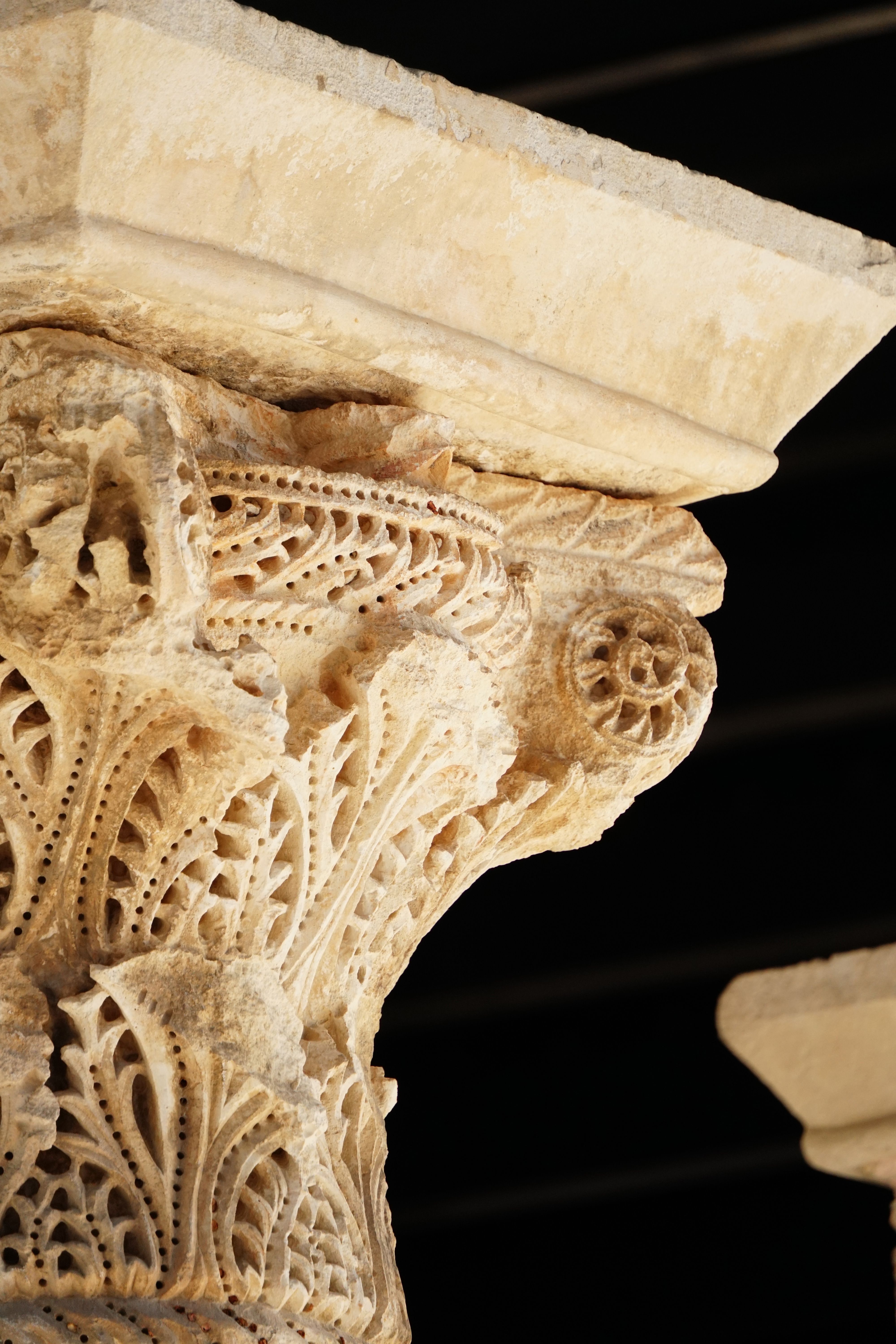 Diseño Detallado De Capitel De Columna De Piedra Antigua · Foto de ...