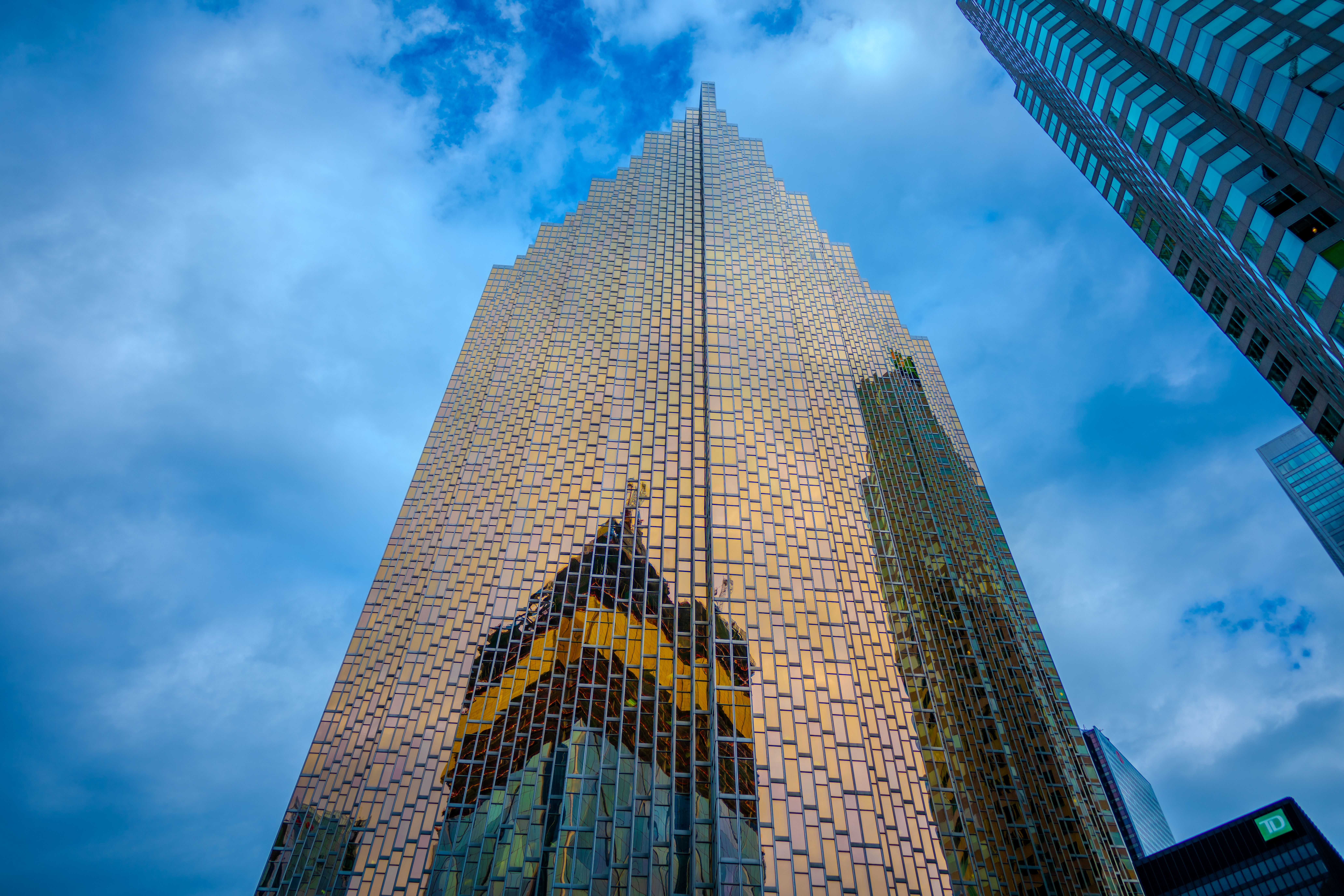 Modern Skyscraper with Reflective Glass Facade · Free Stock Photo