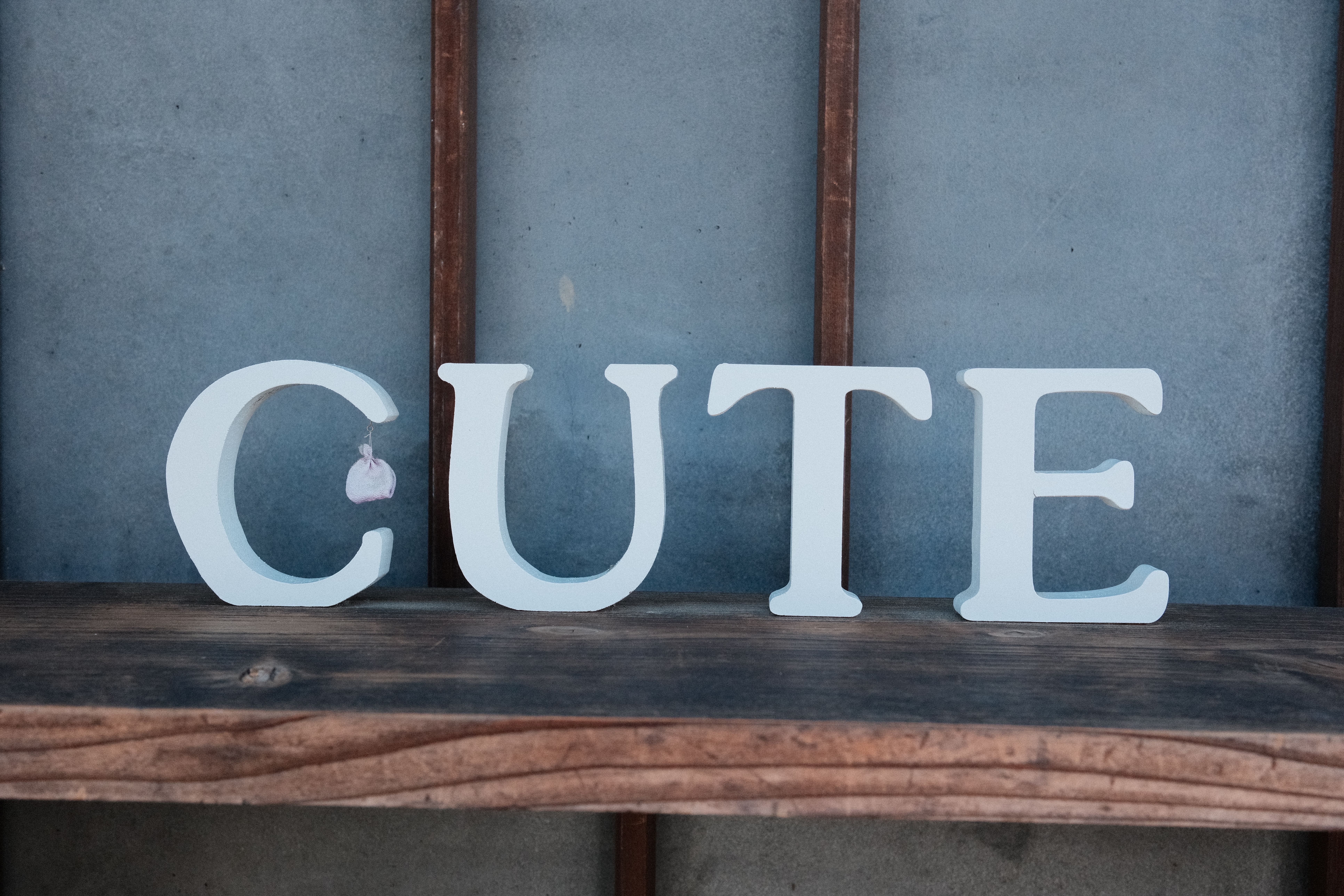 Estante Rústico Con Letras 'Cute' Expuestas · Foto de stock gratuita
