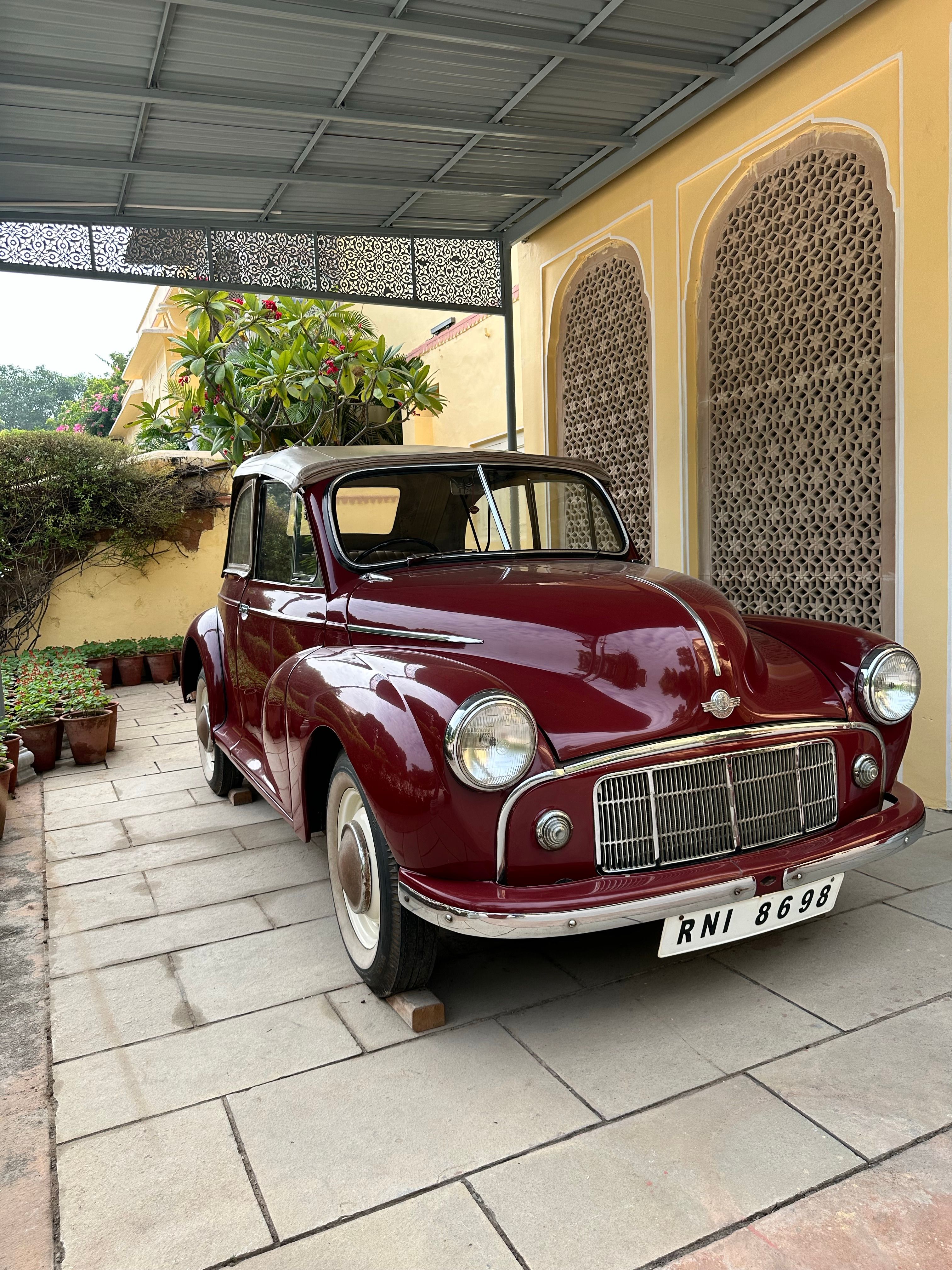 Vintage Maroon Car in Elegant Courtyard · Free Stock Photo