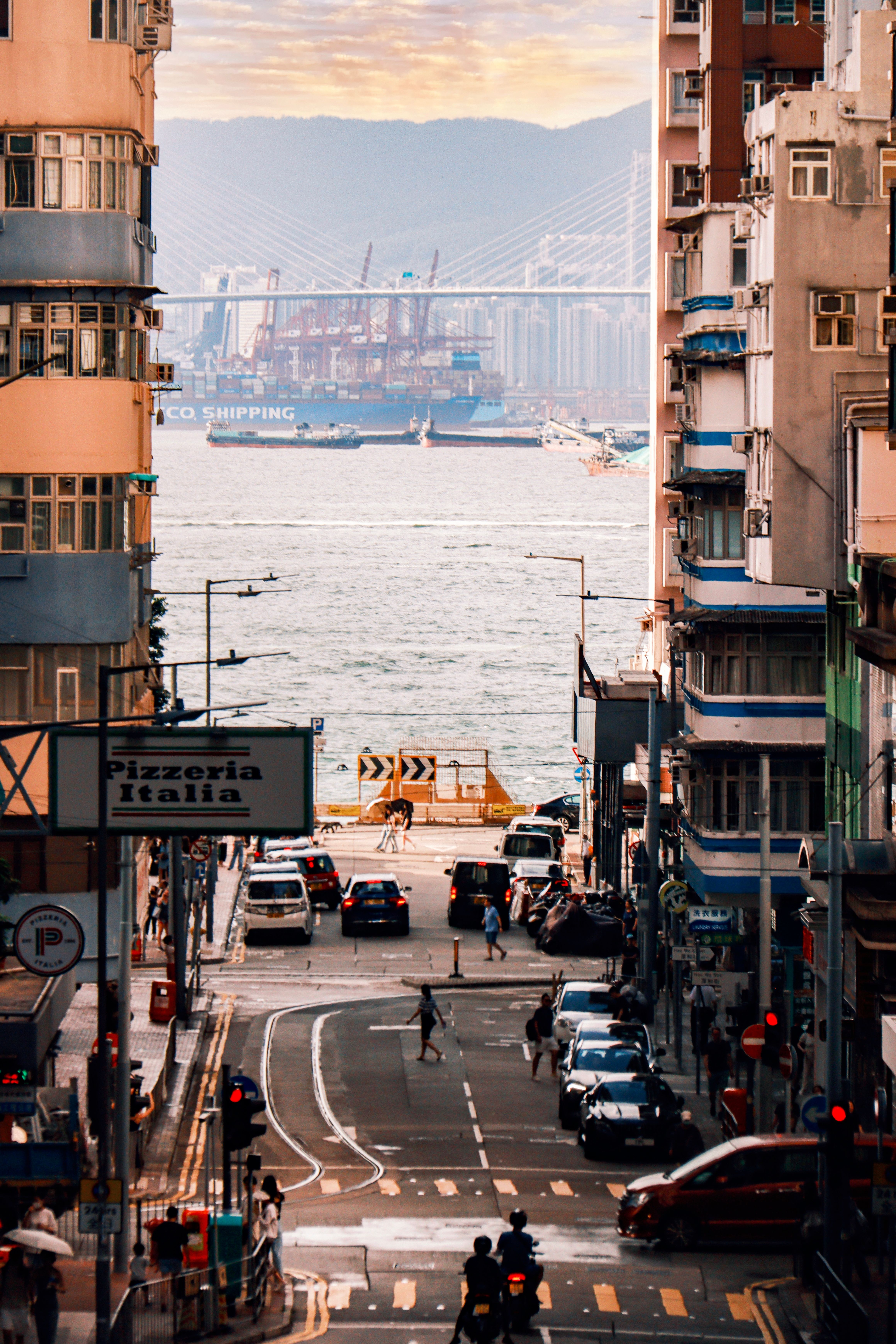 Calle Muy Transitada De La Isla De Hong Kong Con Vistas Al Paseo ...