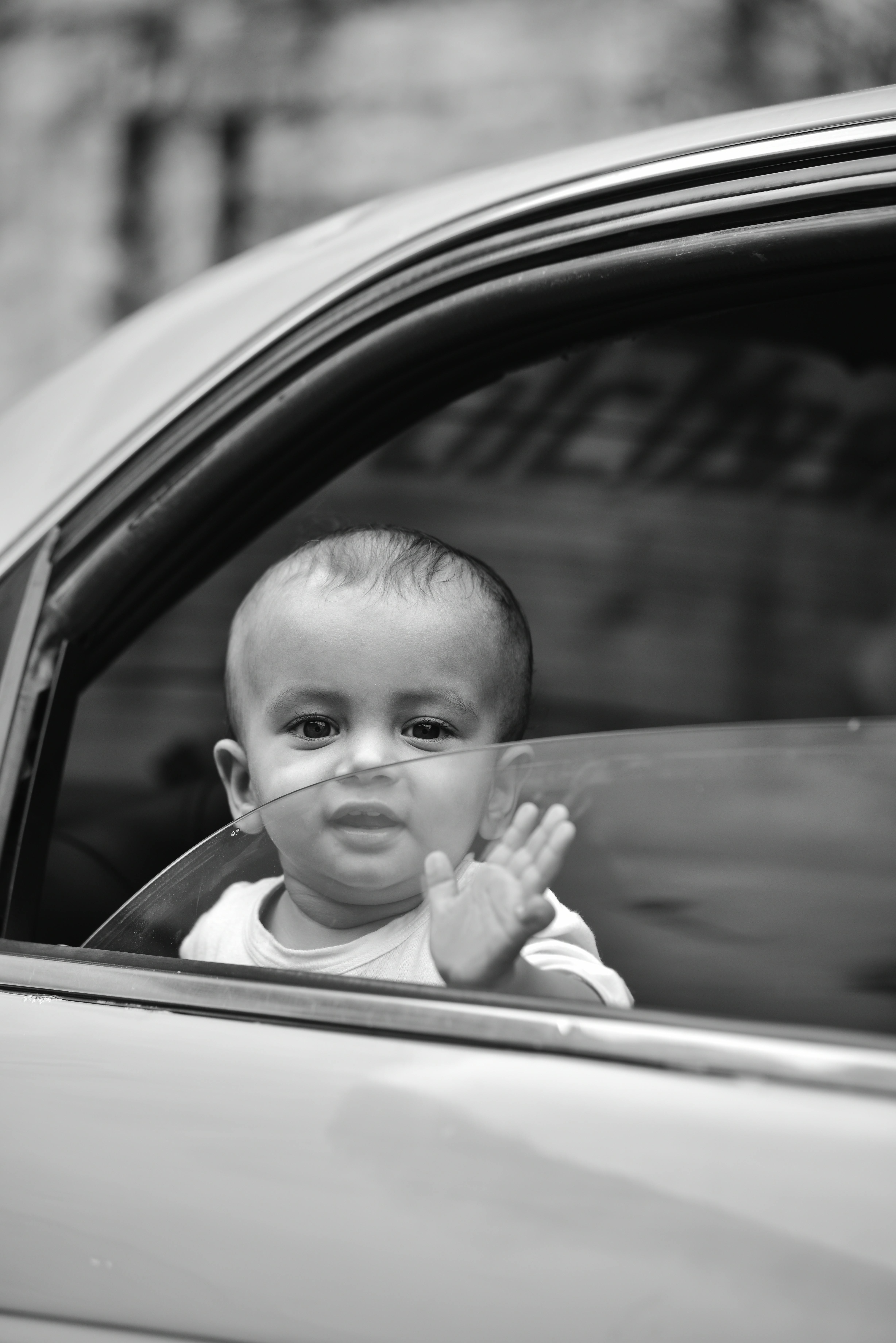 Adorable Bebé Saludando Desde La Ventanilla Del Coche En Blanco Y Negro ...