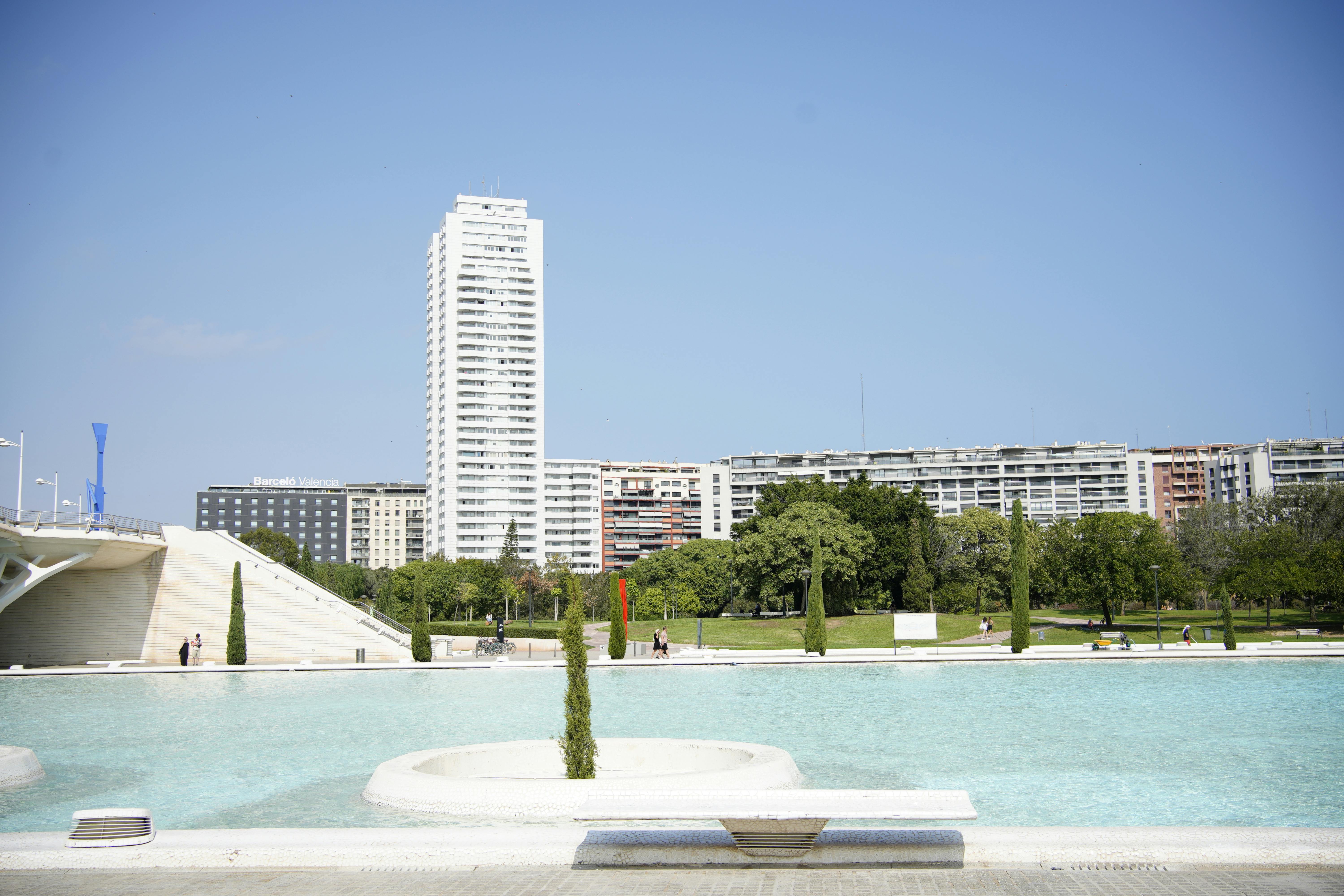 Modern Urban Landscape with High-Rise Building · Free Stock Photo