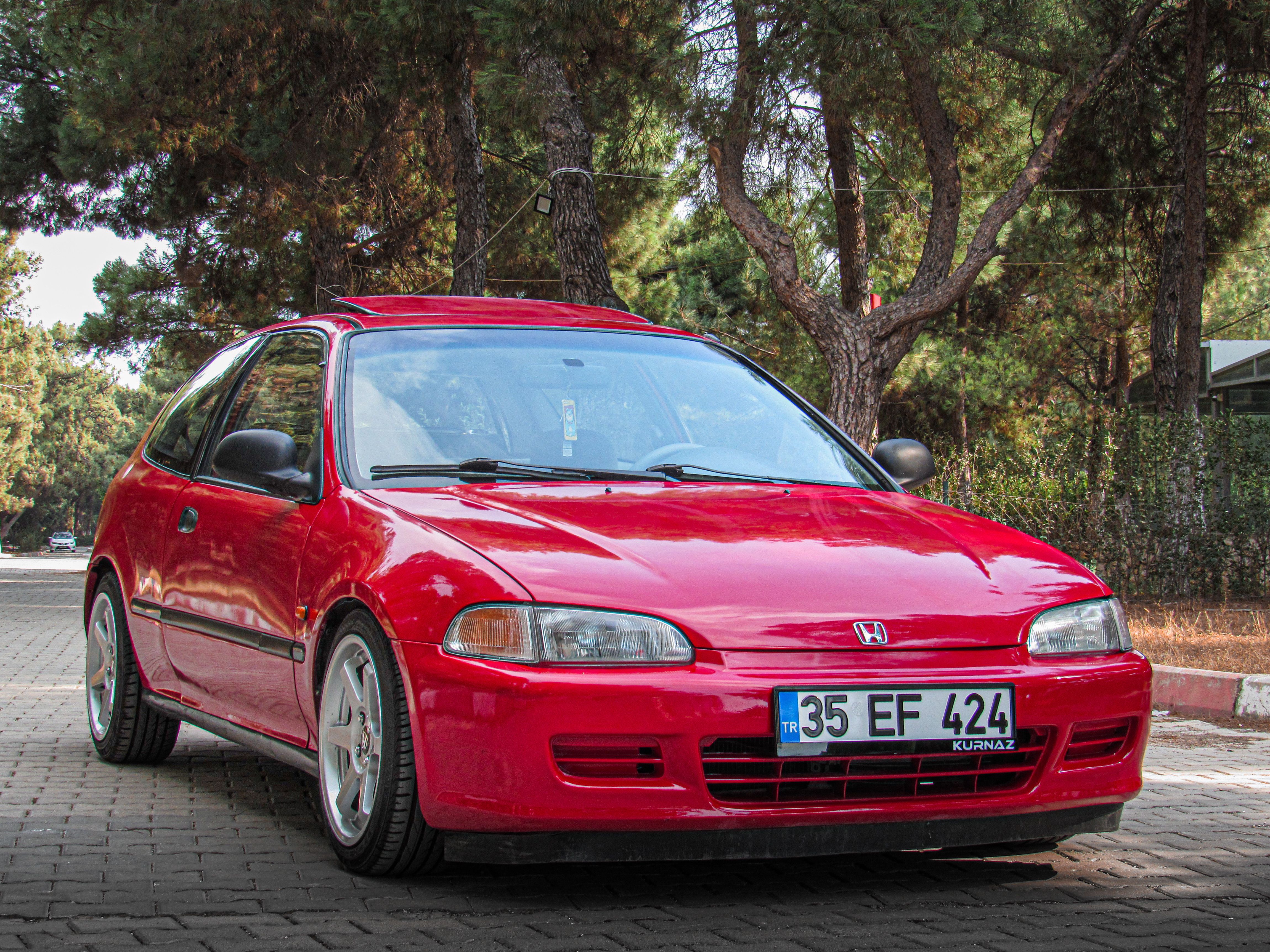 Vibrant Red Honda Civic Hatchback in Scenic Setting · Free Stock Photo